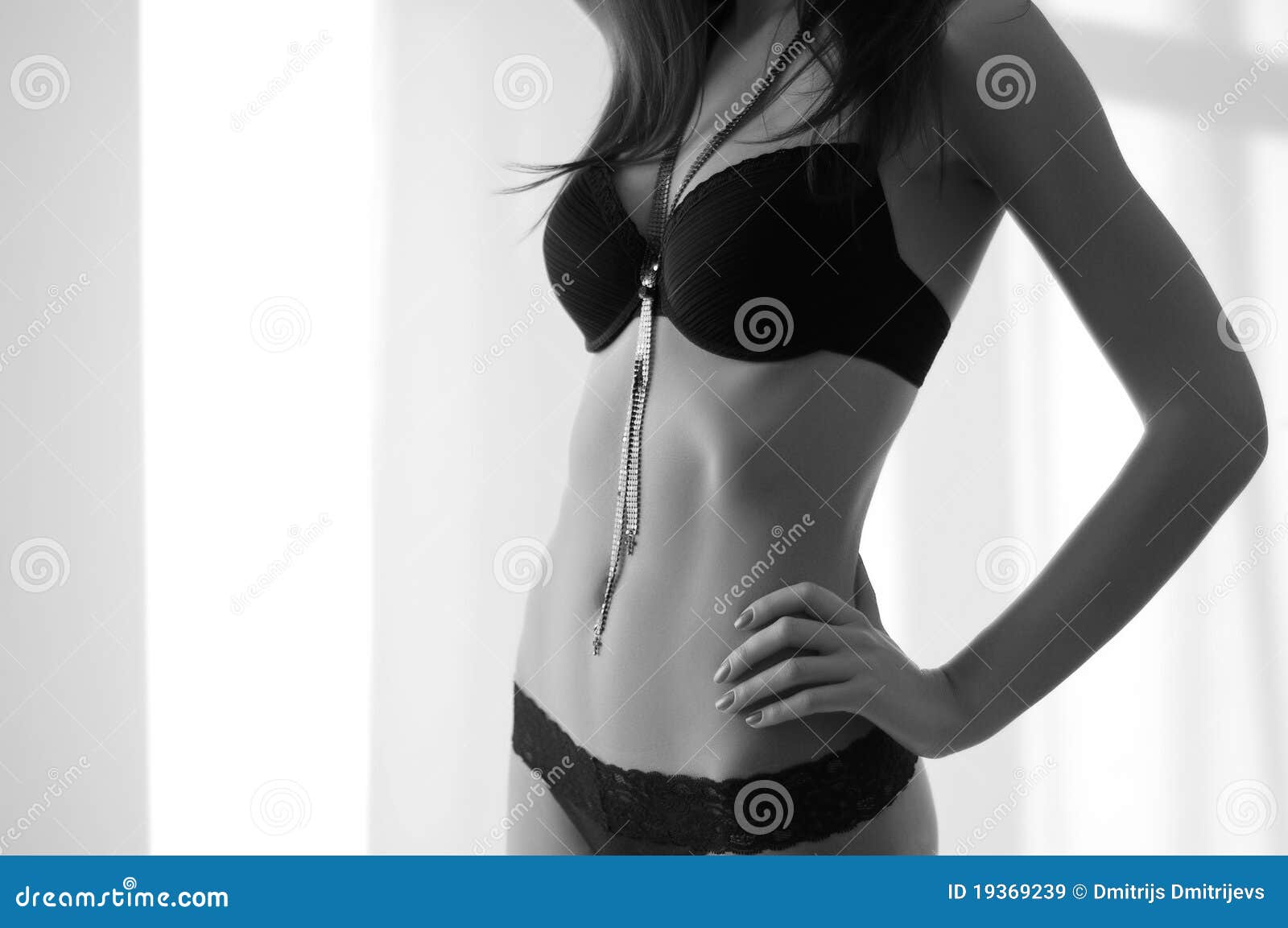 Femme Sexy Avec Le Fuselage Parfait Image Stock Image Du Noir Mode