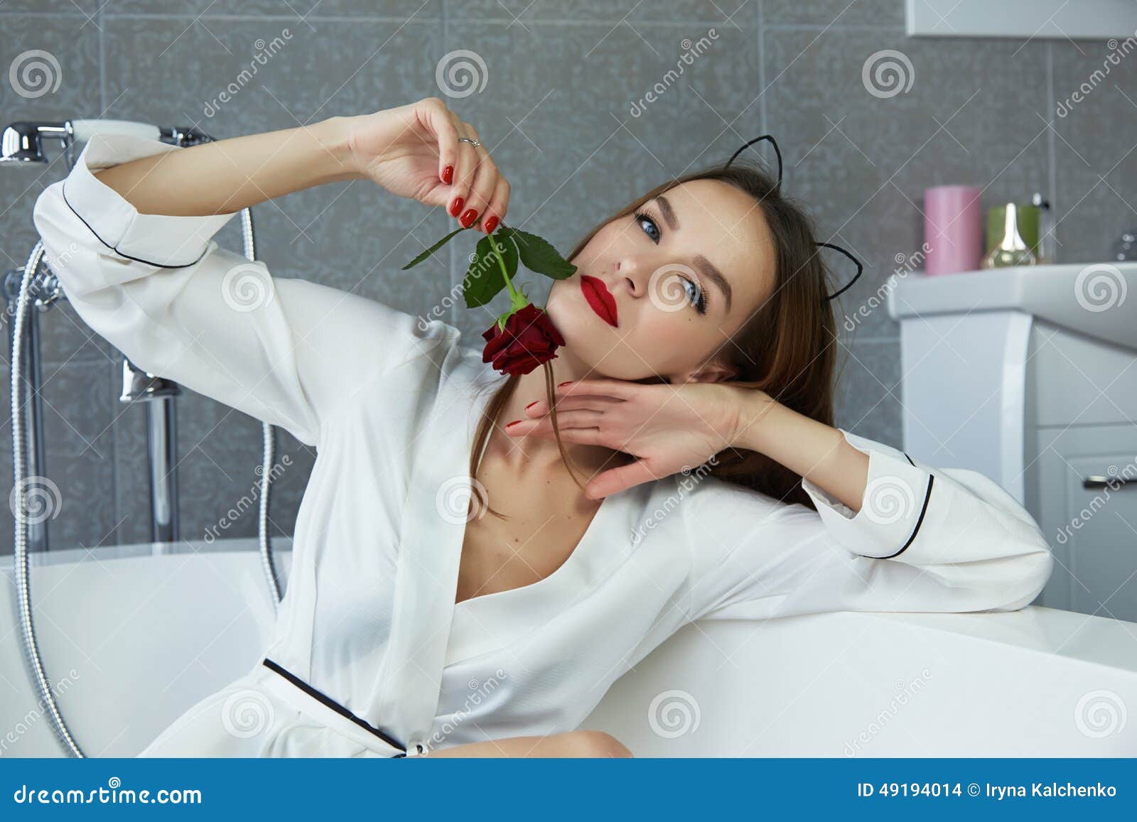 Femme Sexy Dans La Salle De Bains Dans La Saint Valentin Rose De Robe