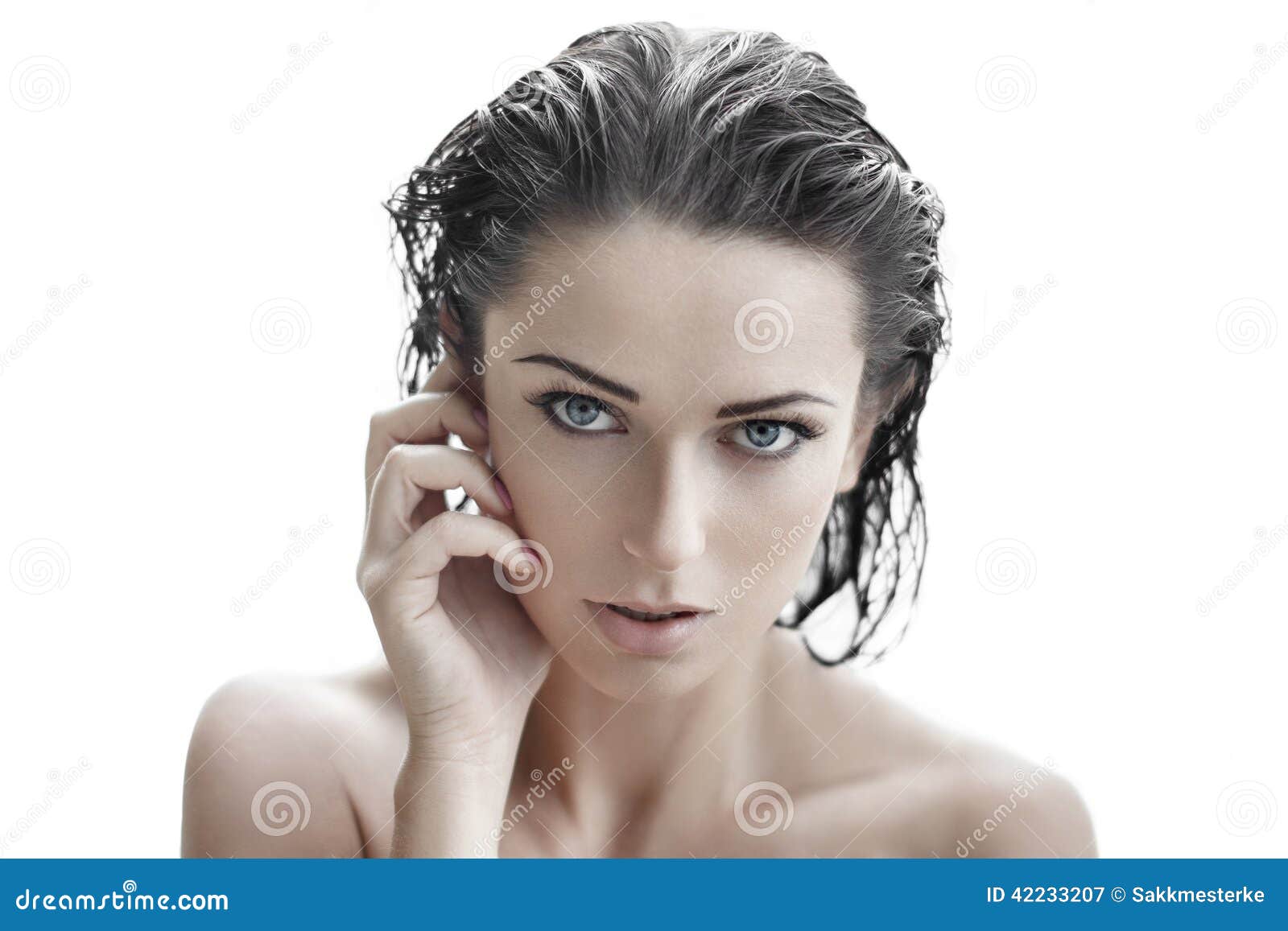 Femme Sexy De Brune Avec Les Cheveux Humides Image Stock Image Du