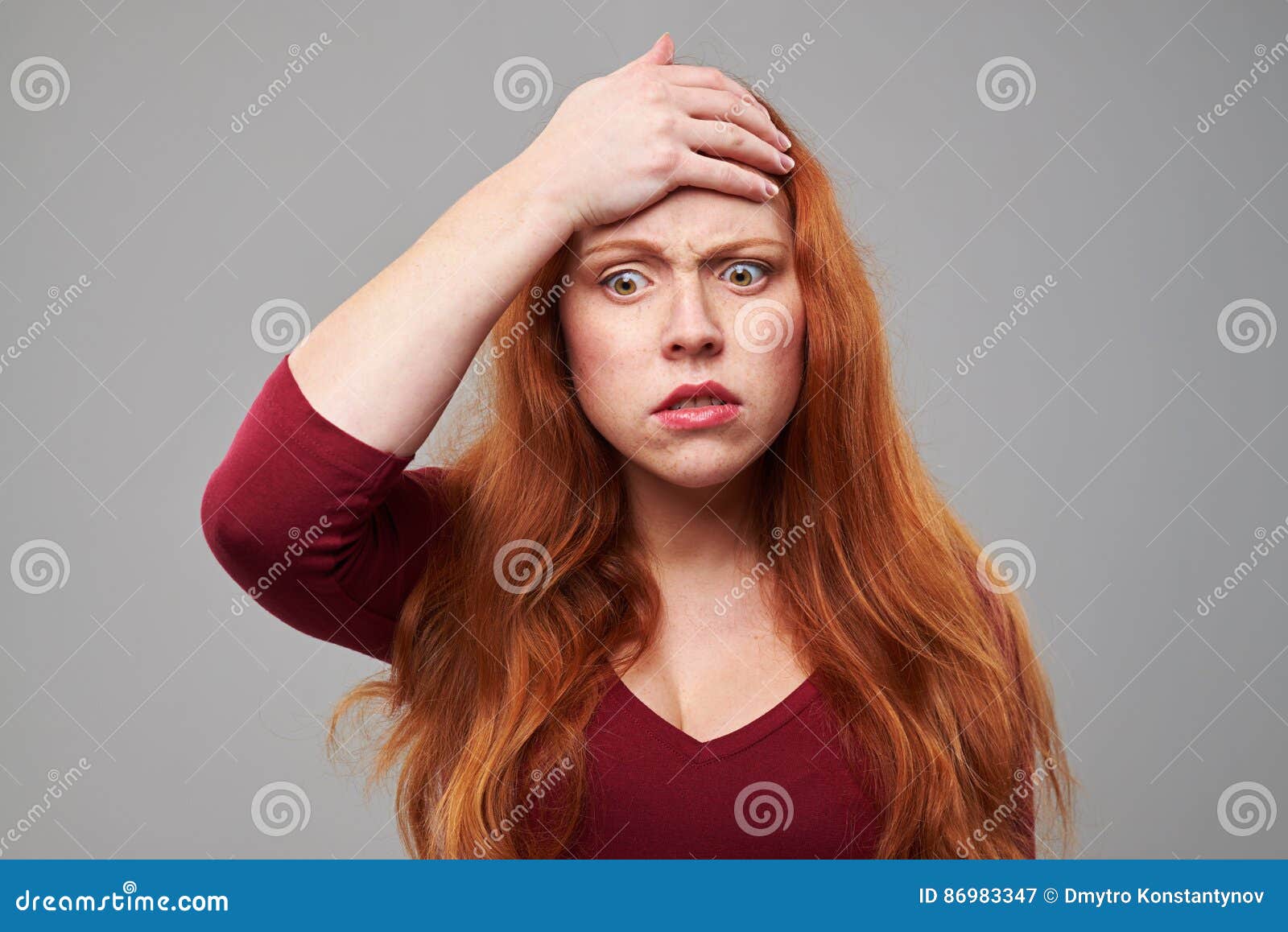 Femme Soucieuse Mettant La Main Sur Le Front Image stock - Image du ...