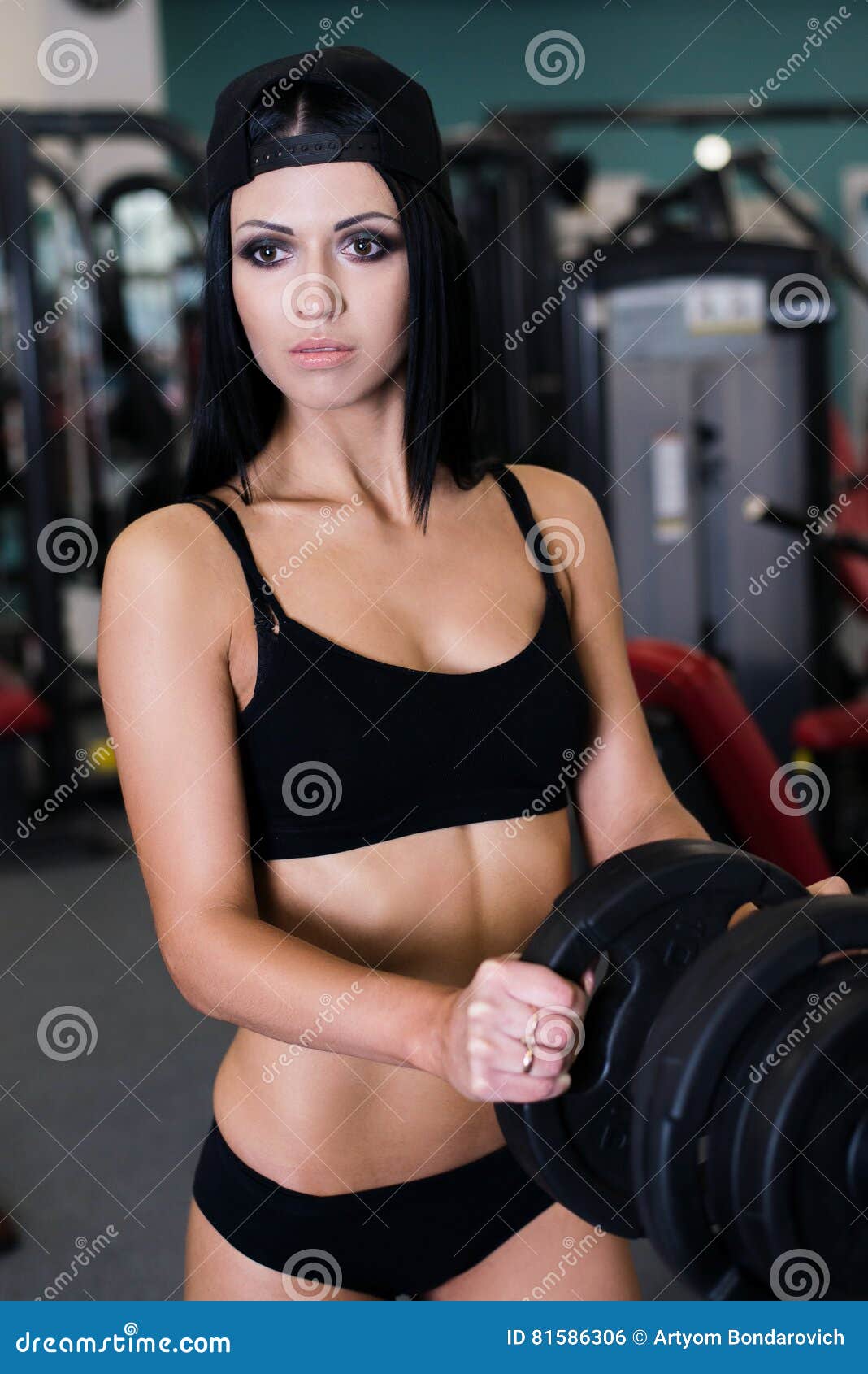 Femme Sportive Sexy Faisant Lexercice De Forme Physique De Puissance