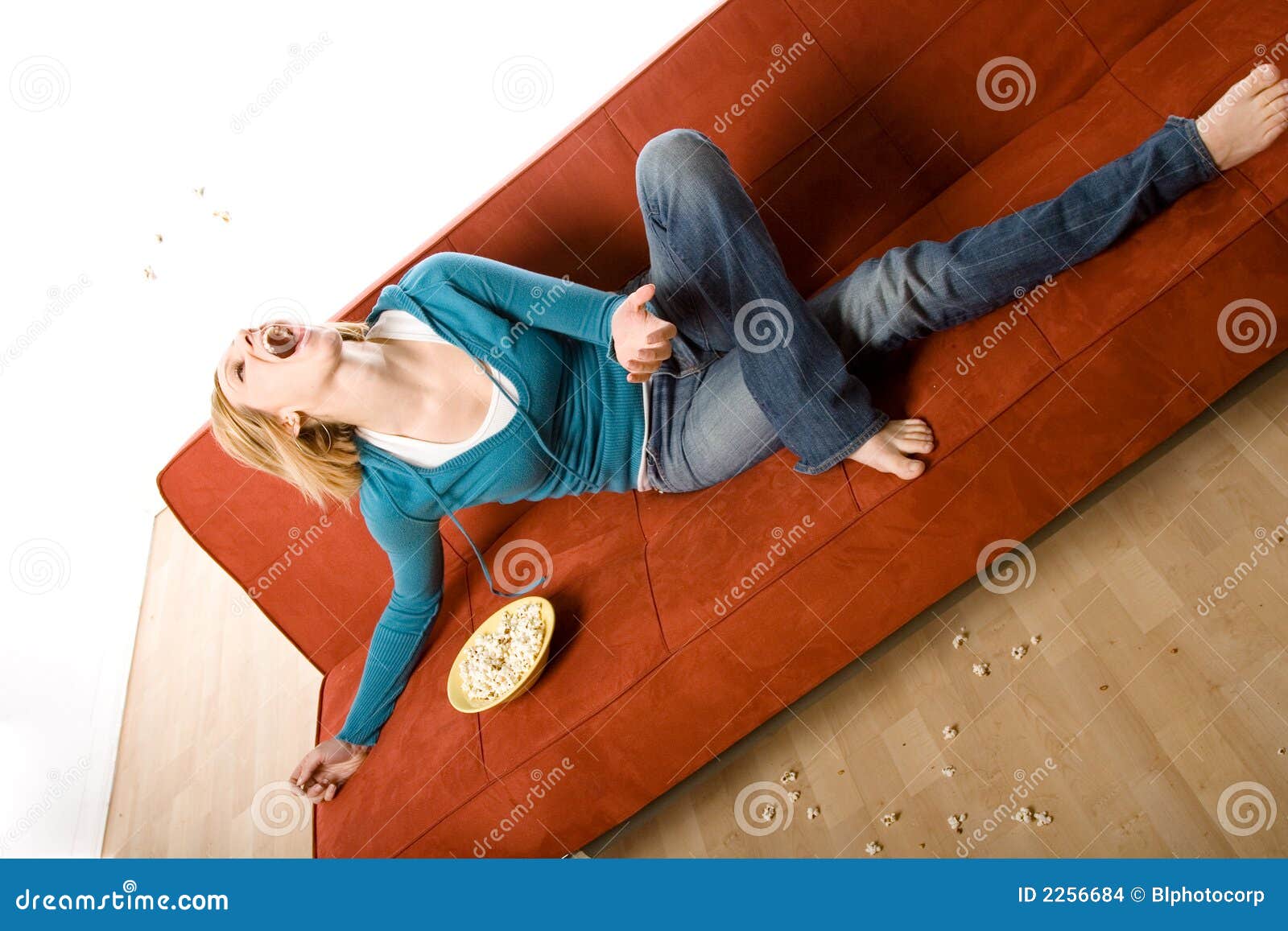 Femme sur le divan photo stock. Image du complètement - 2256684