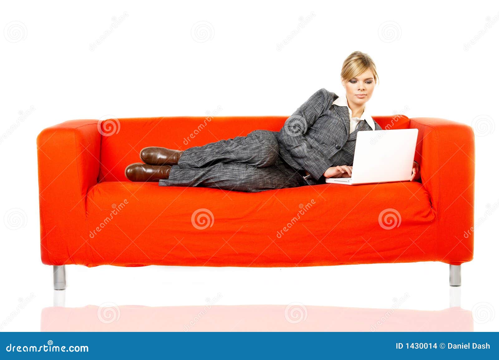 Femme sur le divan rouge photo stock. Image du confort - 1430014