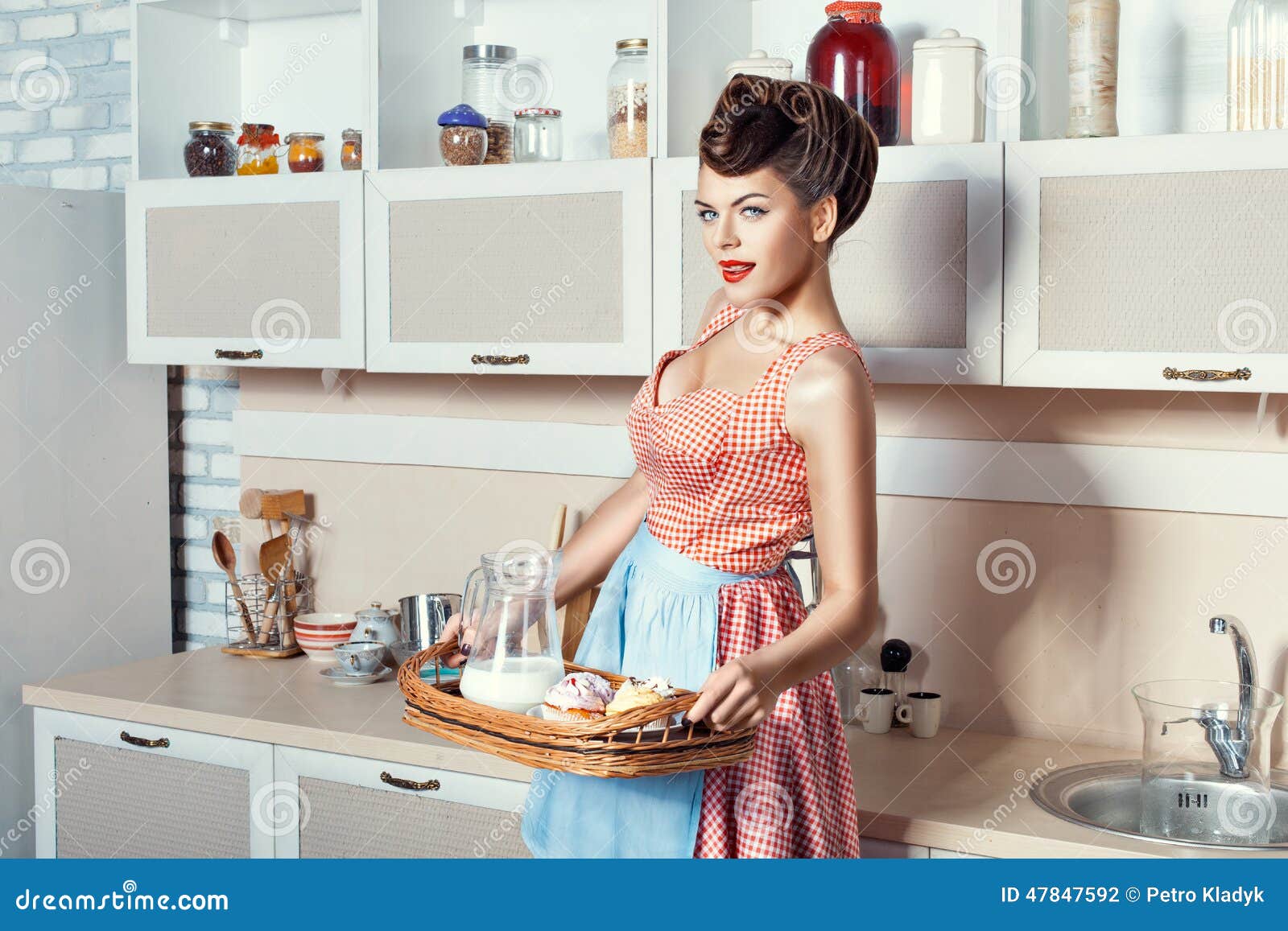 Femme tenant un plateau photo stock. Image du mode, coloré - 47847592