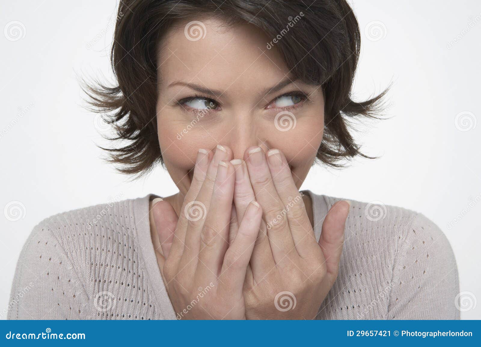 Femme Timide Regardant En Longueur Image stock - Image du découpage ...