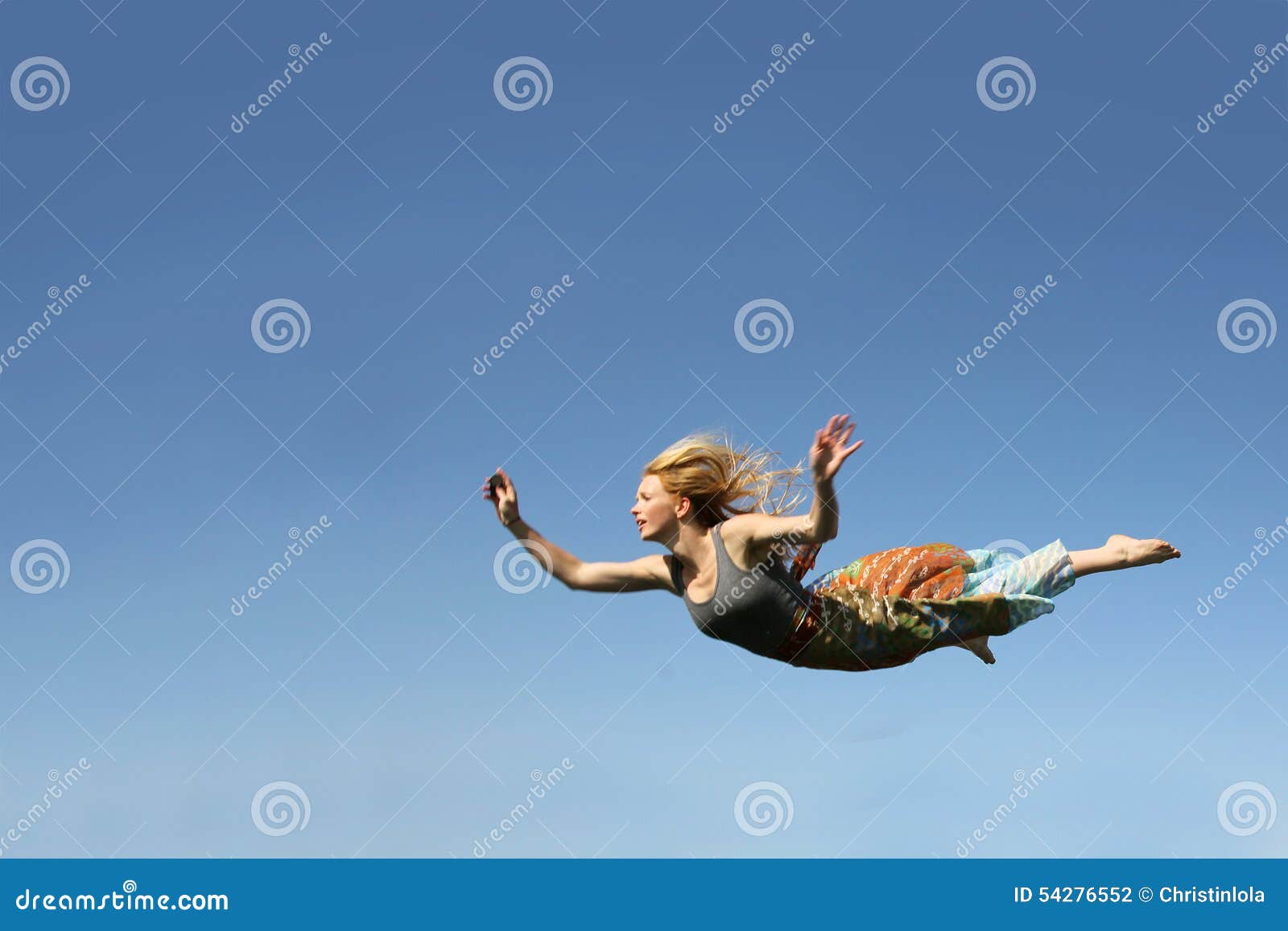 Femme tombant par le ciel photo stock. Image du copie - 54276552