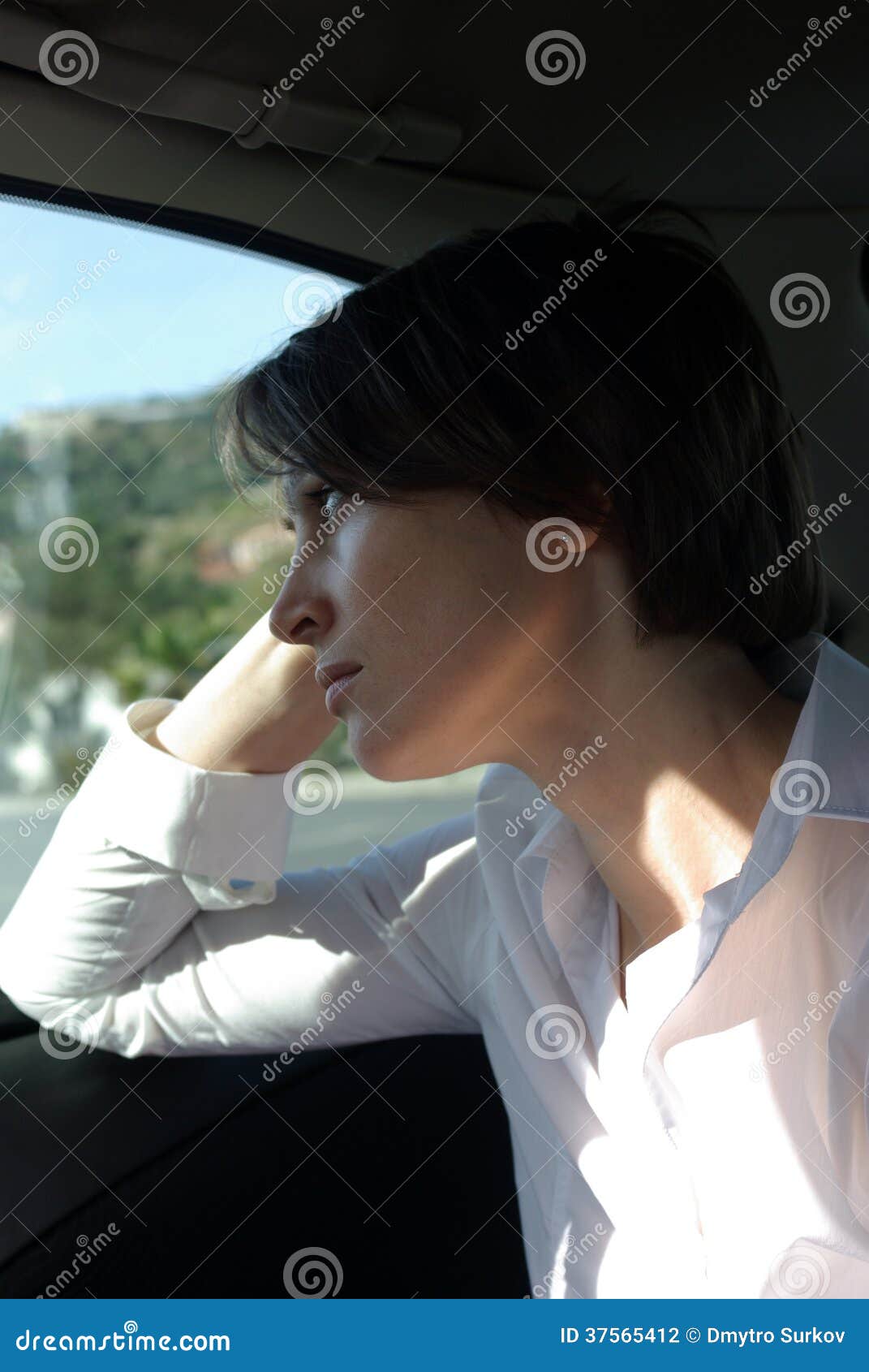 Femme Triste Dans La Voiture Photo stock - Image du humain, piloter ...