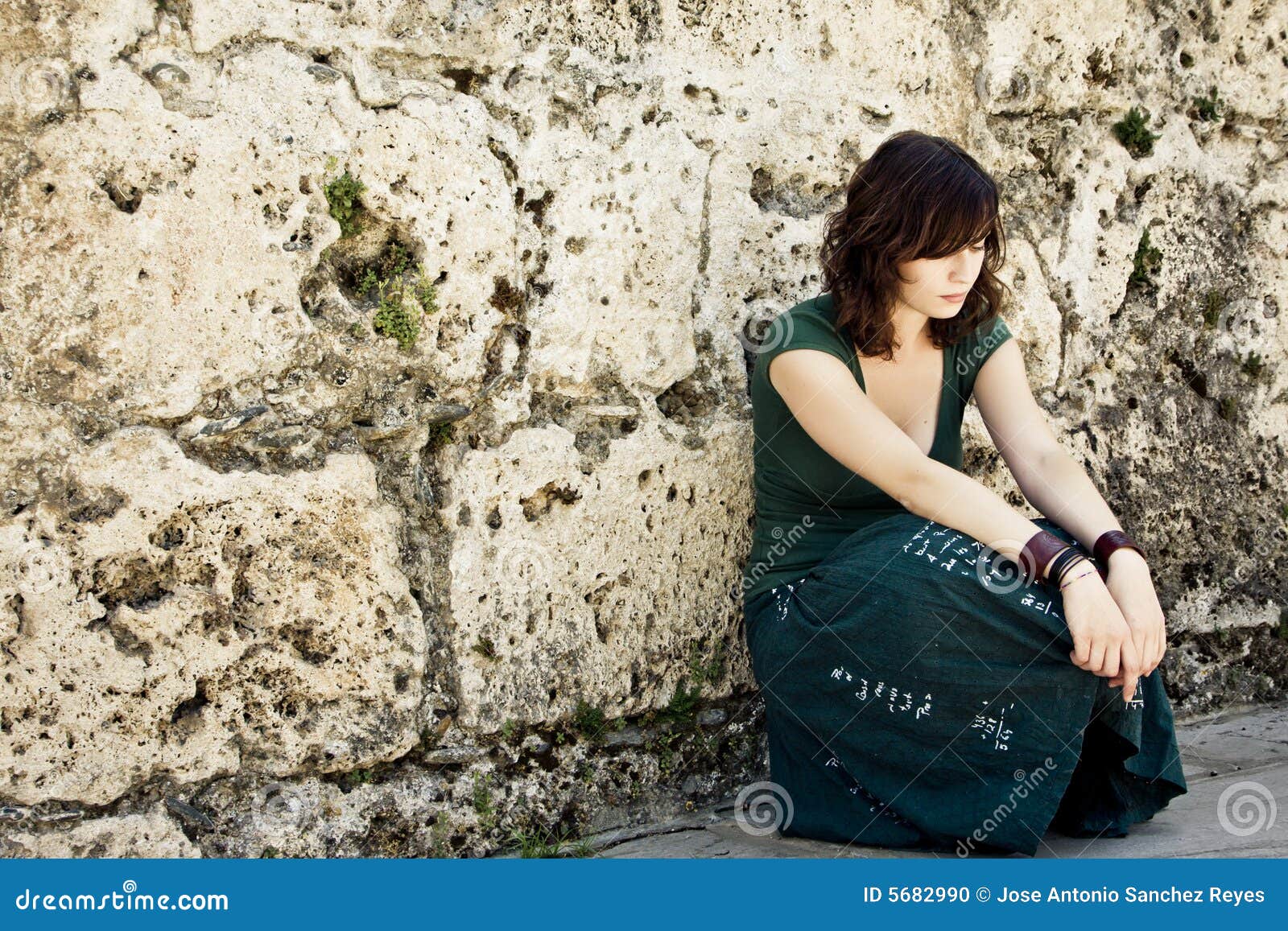 Femme triste sur le mur photo stock. Image du seul, dépression - 5682990