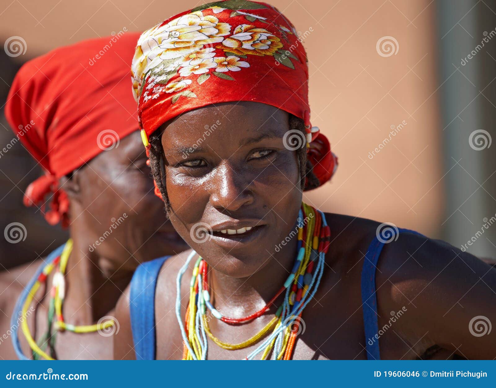 Femmes angolais photo éditorial. Image du extérieur, afrique - 19606046