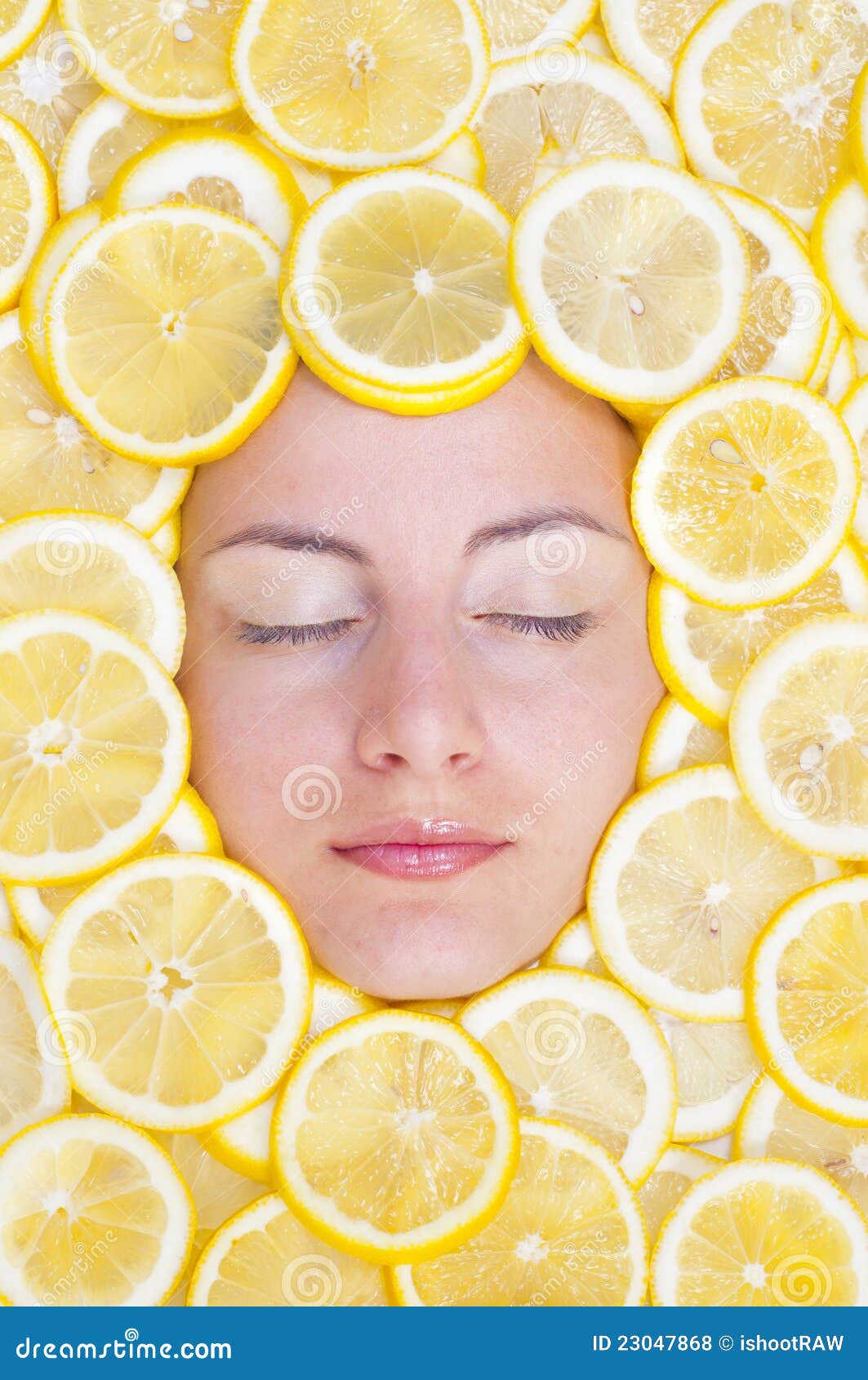 Femmes Avec Des Citrons Sur Le Visage Photo stock - Image du vigoureux ...