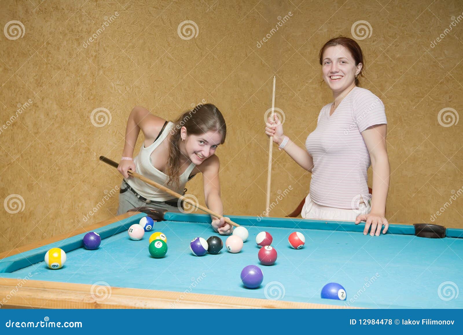 Femmes jouant des billards photo stock. Image du club - 12984478