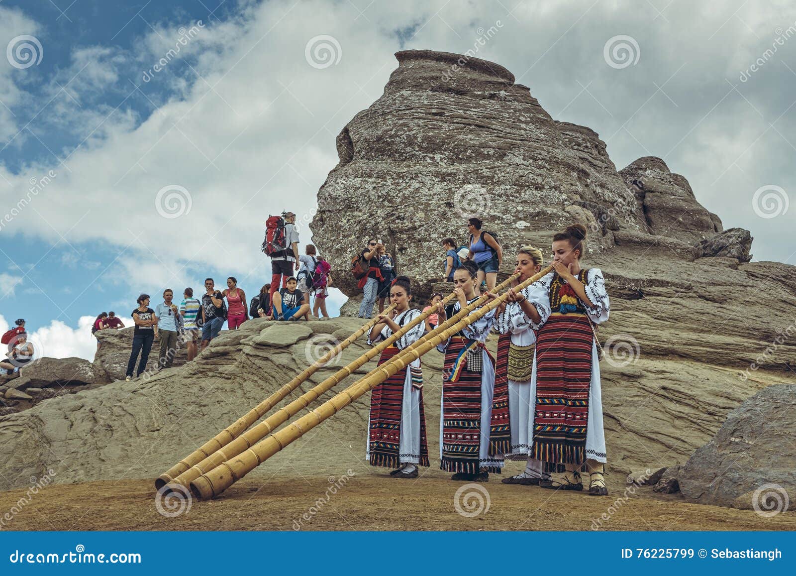 Femmes Roumaines Jouant Le Tulnic Image stock éditorial - Image du ...