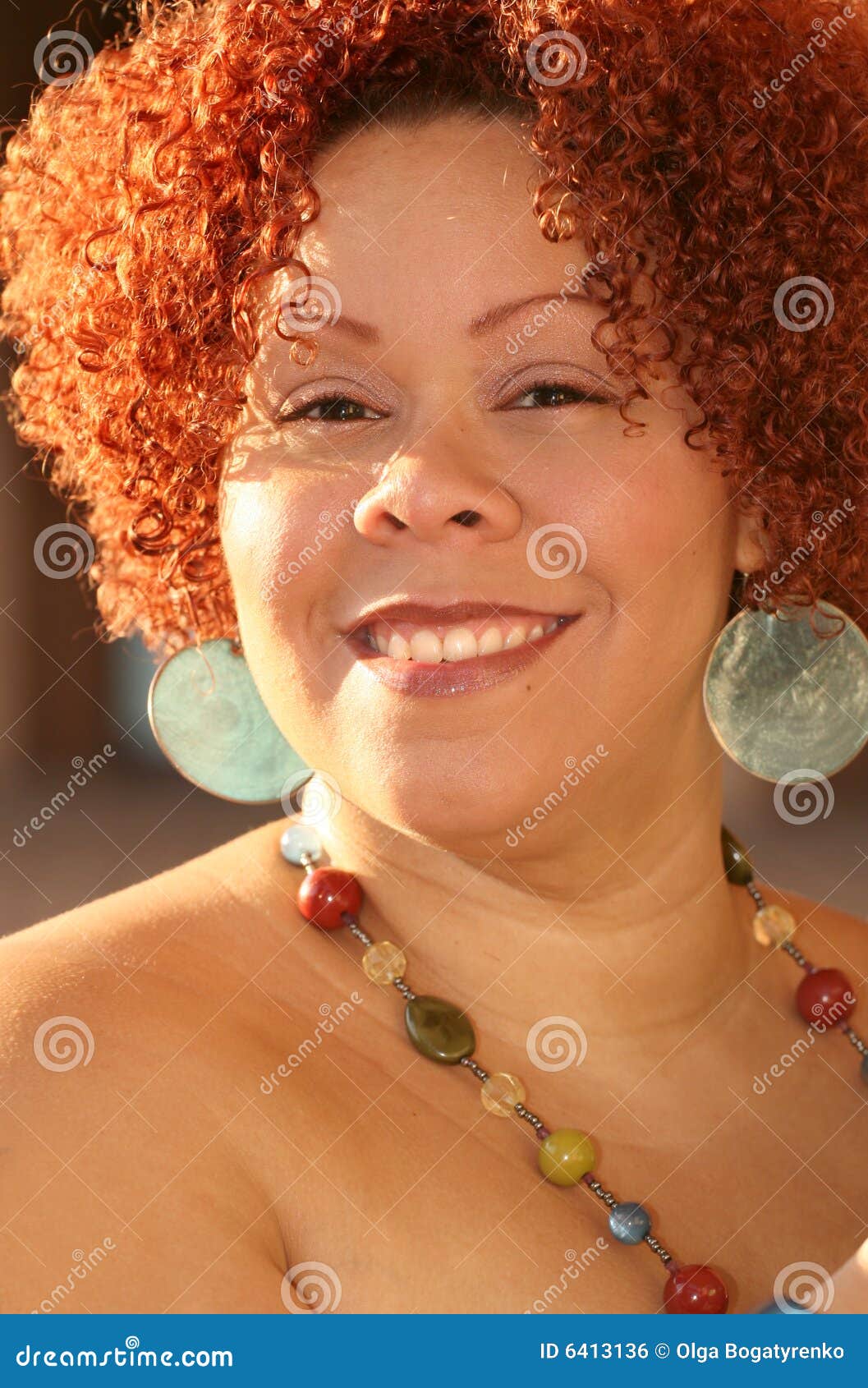 Femmina Con Capelli Rossi Ricci E Monili Luminosi Fotografia Stock ...