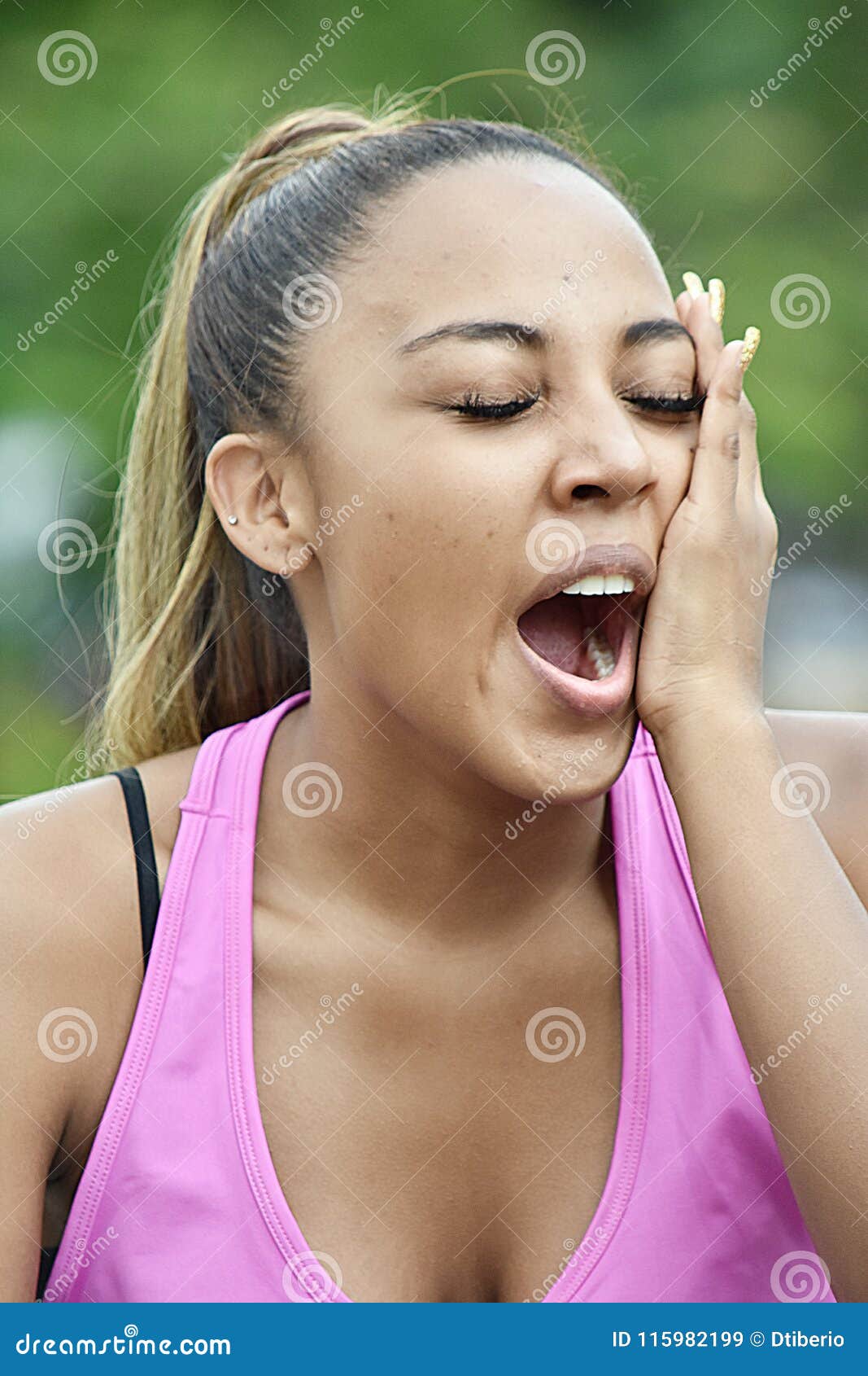 Femmina sportiva stanca immagine stock. Immagine di stanco - 115982199