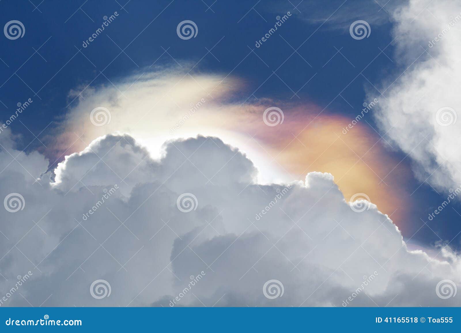 Fenómeno Iridiscente De Las Nubes Foto de archivo - Imagen de ...
