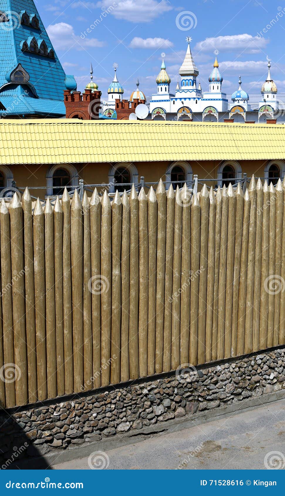 Fence Made of Sharpened Pointed Logs Stock Photo - Image of hedge ...
