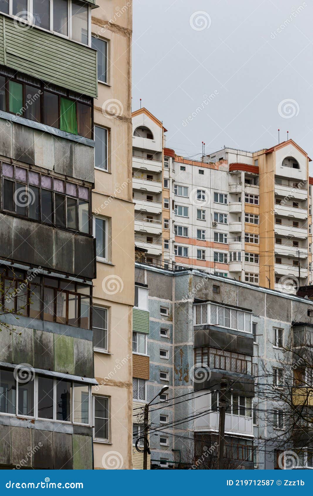 Feos Edificios Residenciales Rusos De Varios Pisos De Diferente Altura ...