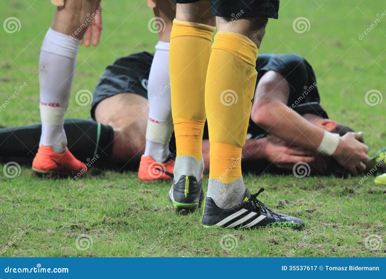 Ferido fotografia editorial. Imagem de povos, grama, futebolista - 35537617