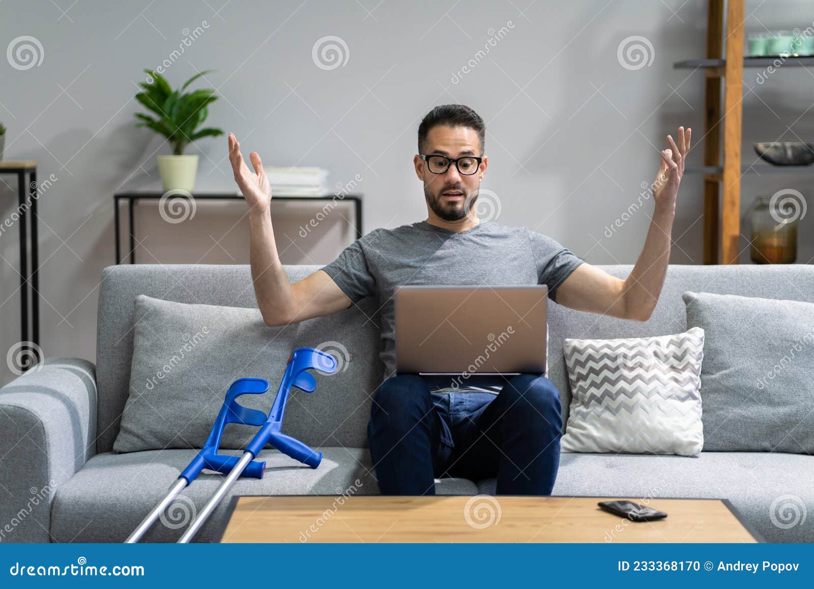 Ferido Com Perna Quebrada E Muletas Foto de Stock - Imagem de cabelo ...