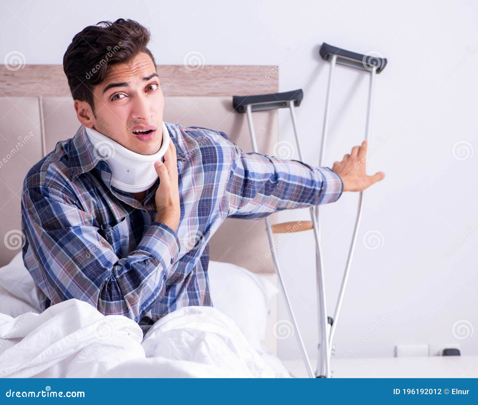 Ferido Na Cama Em Casa Com Muletas Foto de Stock - Imagem de colar ...