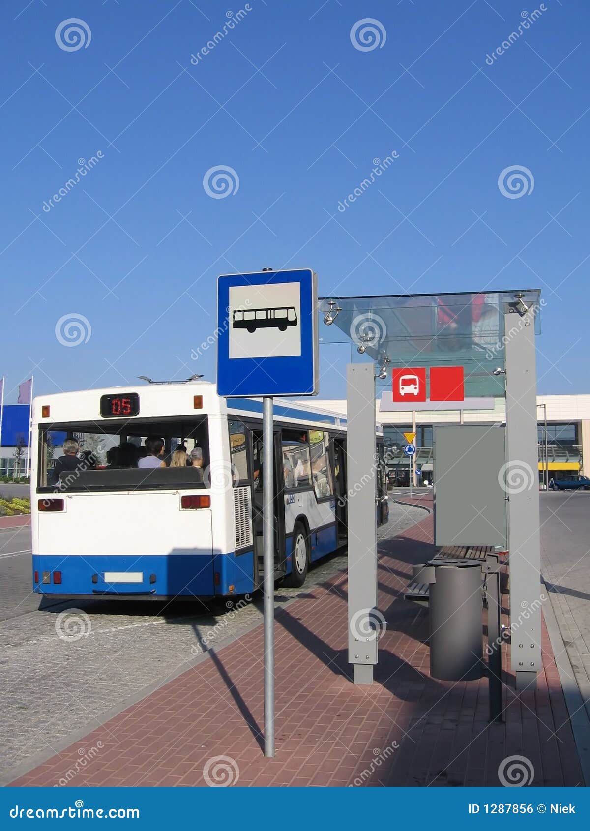 Fermata dell'autobus fotografia stock. Immagine di luci - 1287856