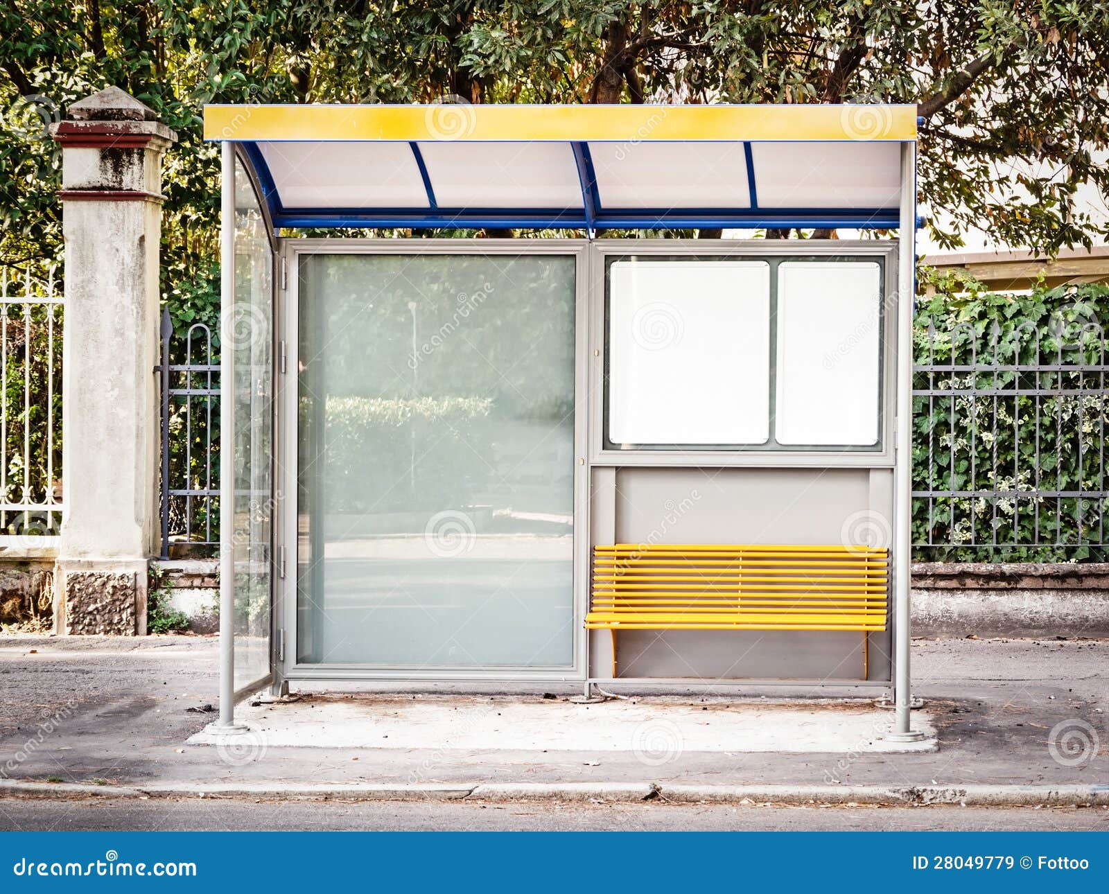 Fermata dell'autobus immagine stock. Immagine di aperto - 28049779