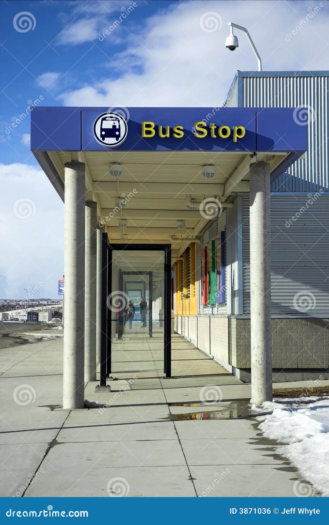 Fermata dell'autobus fotografia stock. Immagine di calgario - 3871036