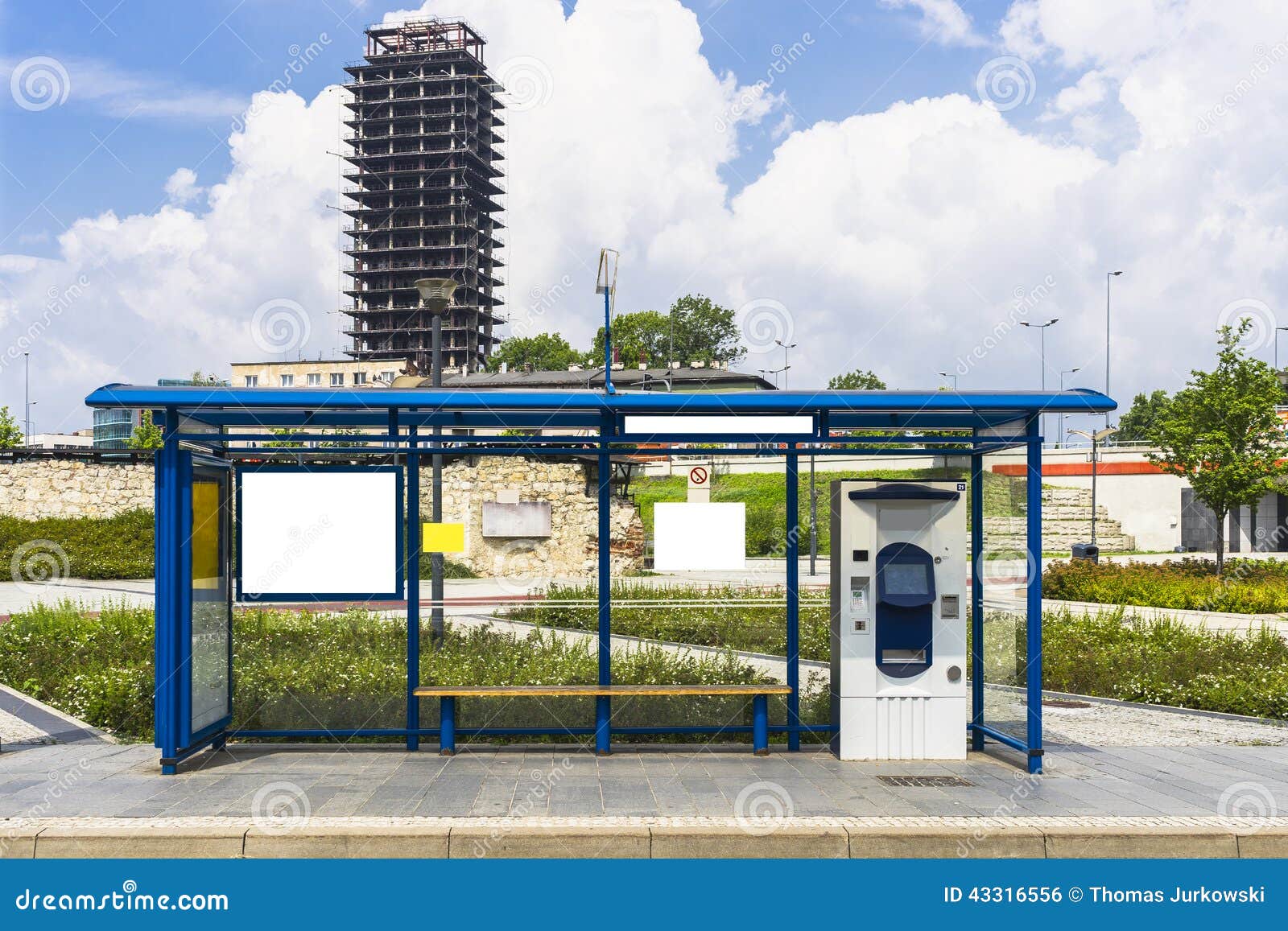 Fermata Dell'autobus Con Un Tabellone Per Le Affissioni Fotografia ...