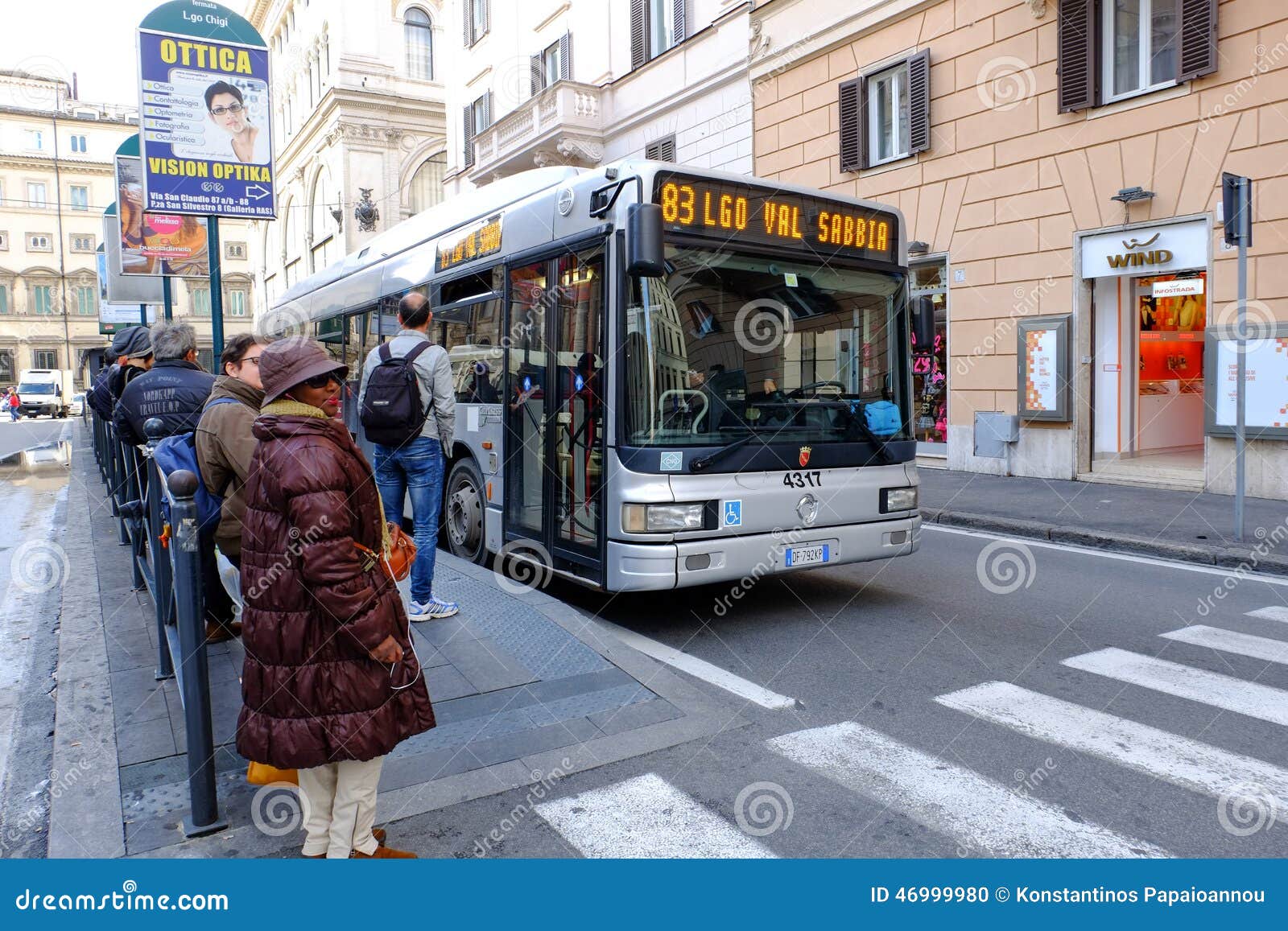 Fermata Dell'autobus a Roma Immagine Editoriale - Immagine di ...