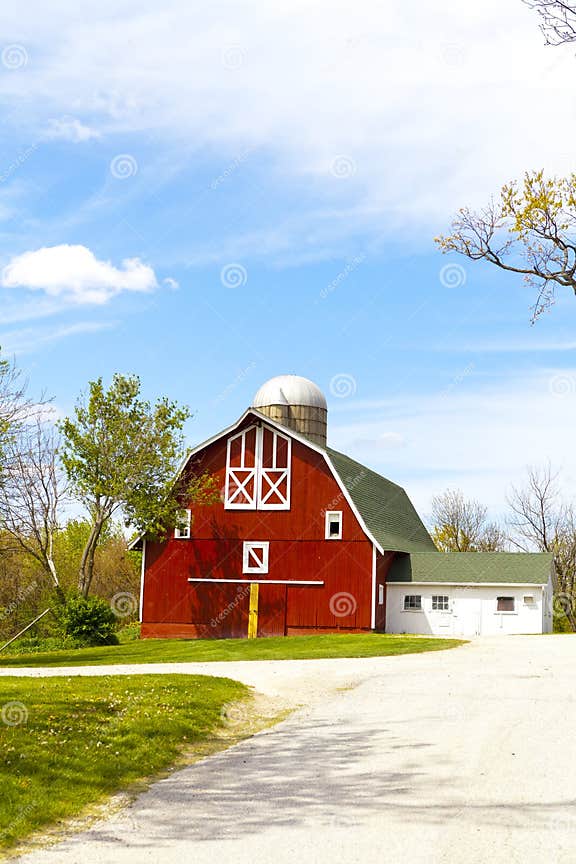 Ferme rouge photo stock. Image du agriculture, garage - 26179478