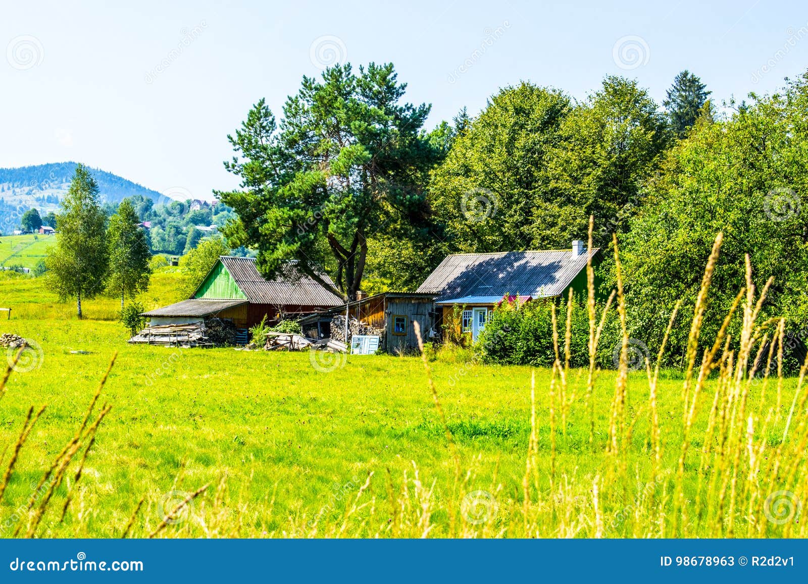Ferme rustique en Ukraine image stock. Image of cour - 98678963