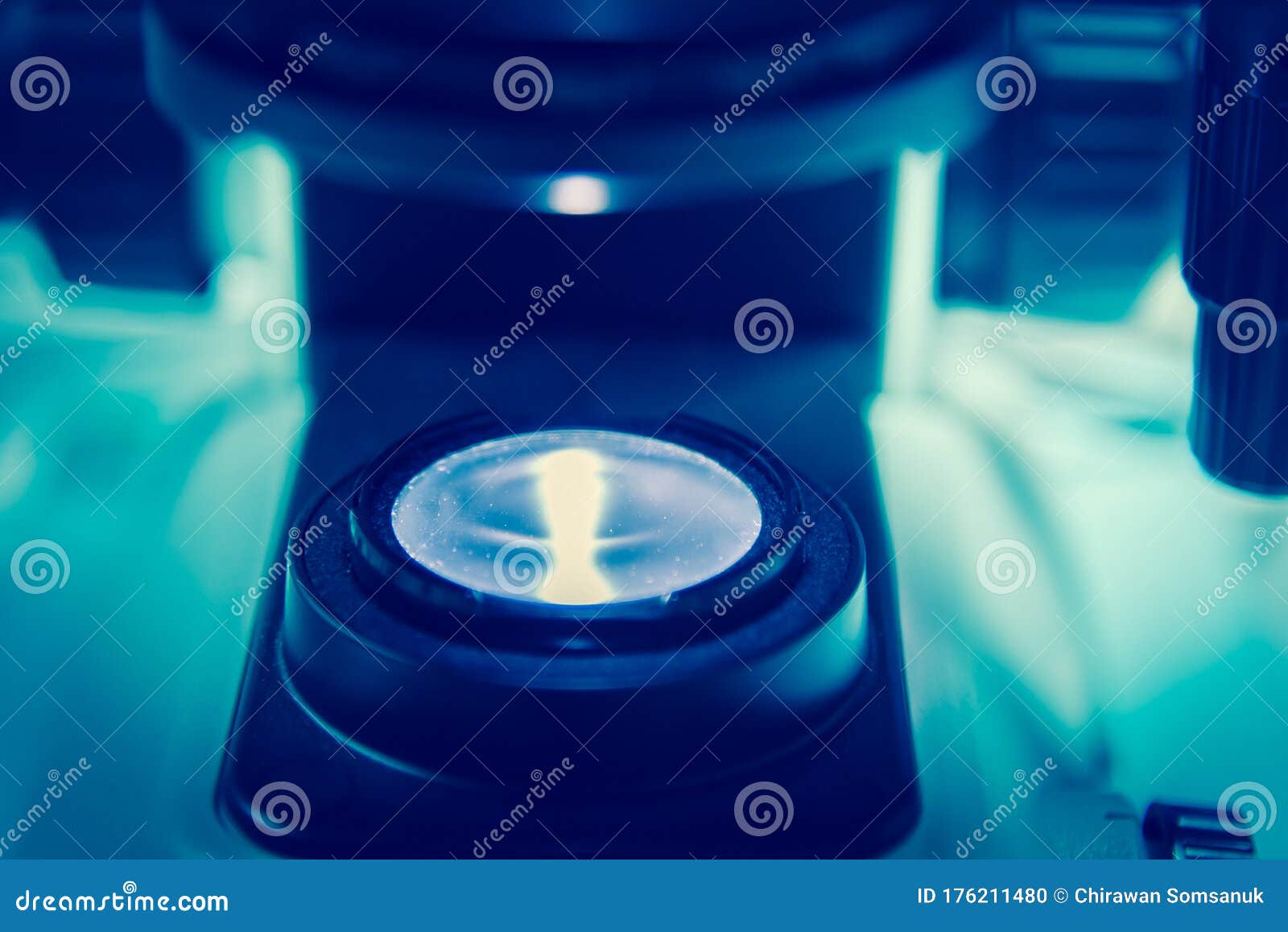 Fermer Le Microscope De Lentilles En Laboratoire Photo stock - Image du ...