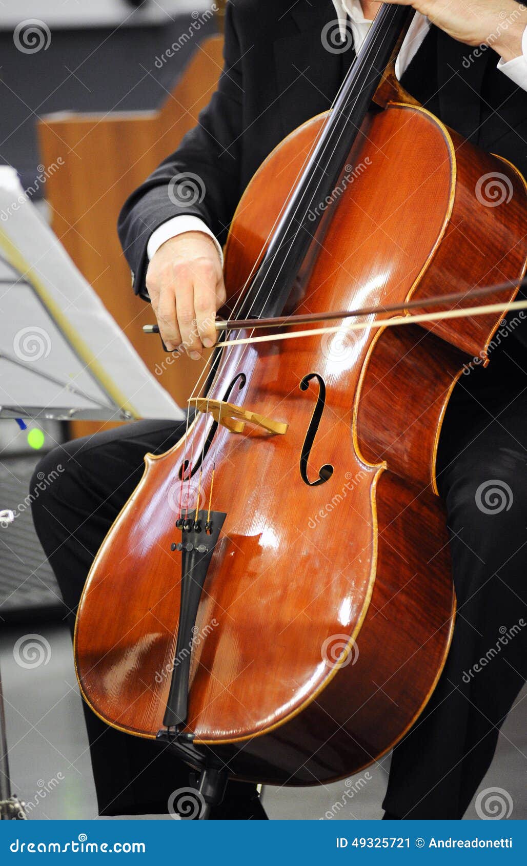 Fermez-vous D'un Violoncelliste Jouant Un Violoncelle Image stock ...