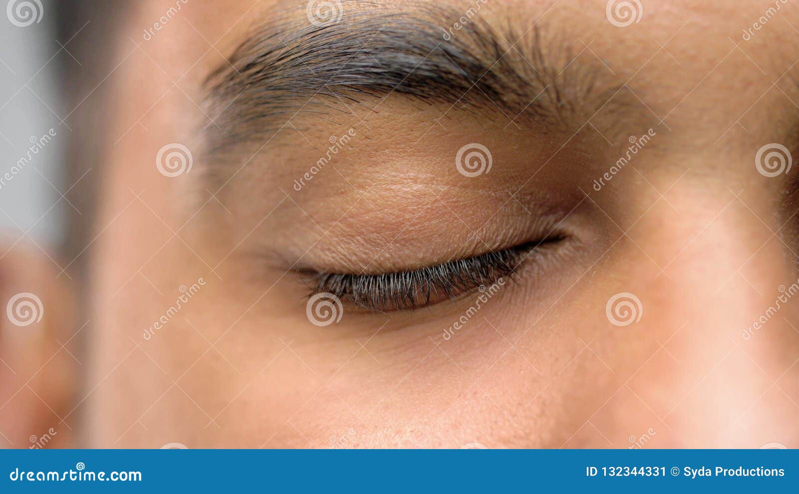 Fermez-vous De L'oeil Masculin Fermé Image stock - Image du ouvert ...