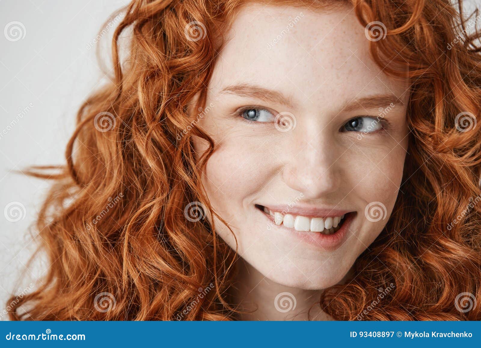 Fermez Vous De La Belle Fille Avec Les Cheveux Rouges Bouclés Et La