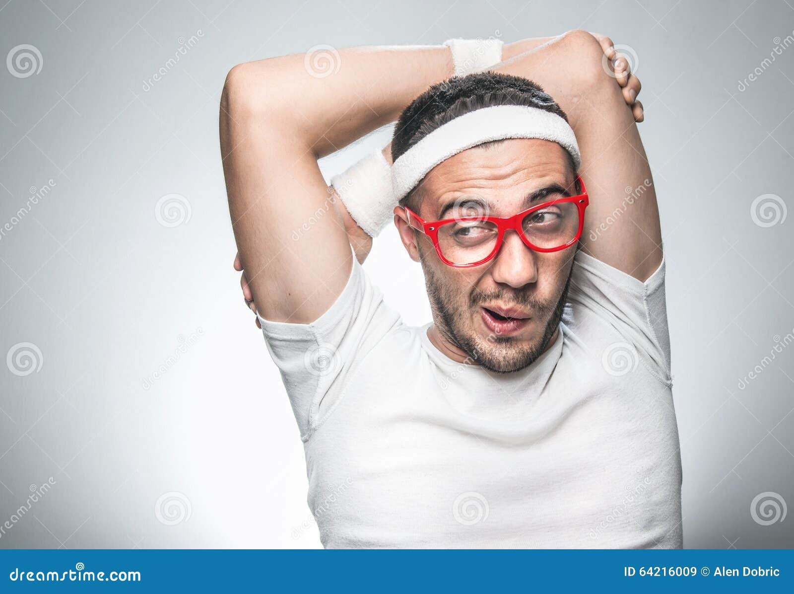 Fermez-vous Vers Le Haut De L'homme Drôle Faisant L'aérobic Photo stock ... Fermez-vous Vers Le Haut De L'homme Drôle Faisant L'aérobic Photo stock ...
