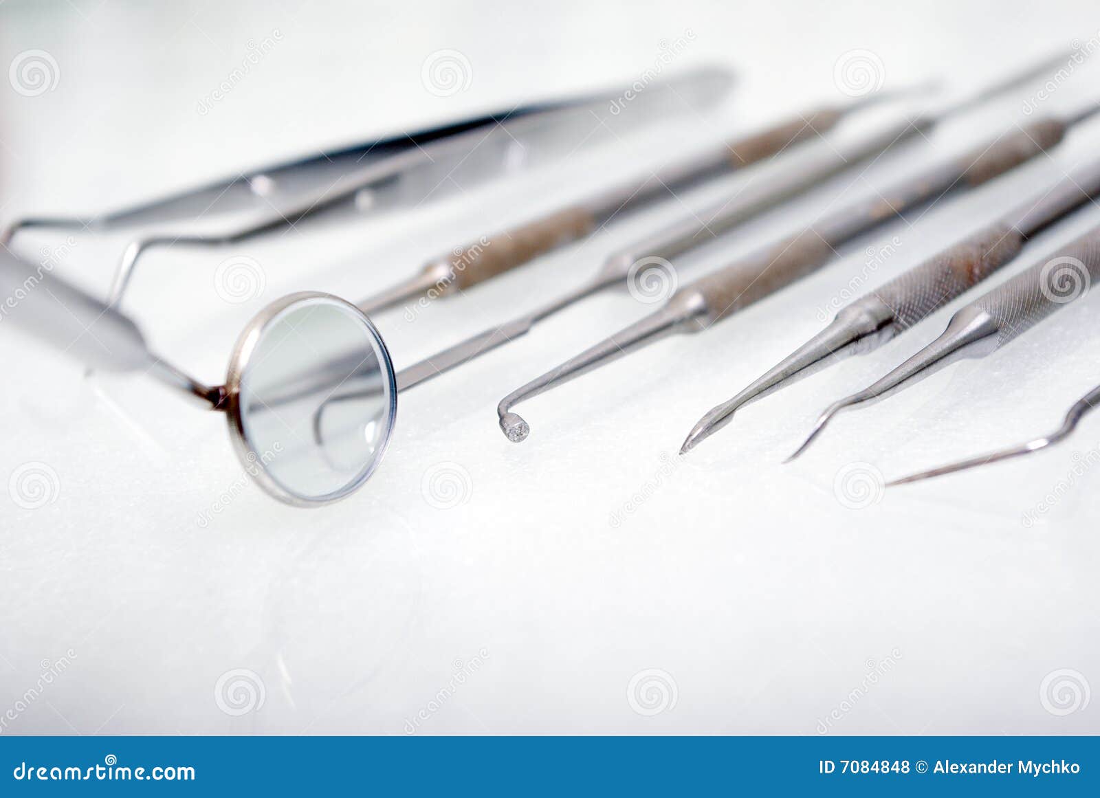 Fermez-vous Vers Le Haut Des Instruments Dentaires Photo stock - Image ...