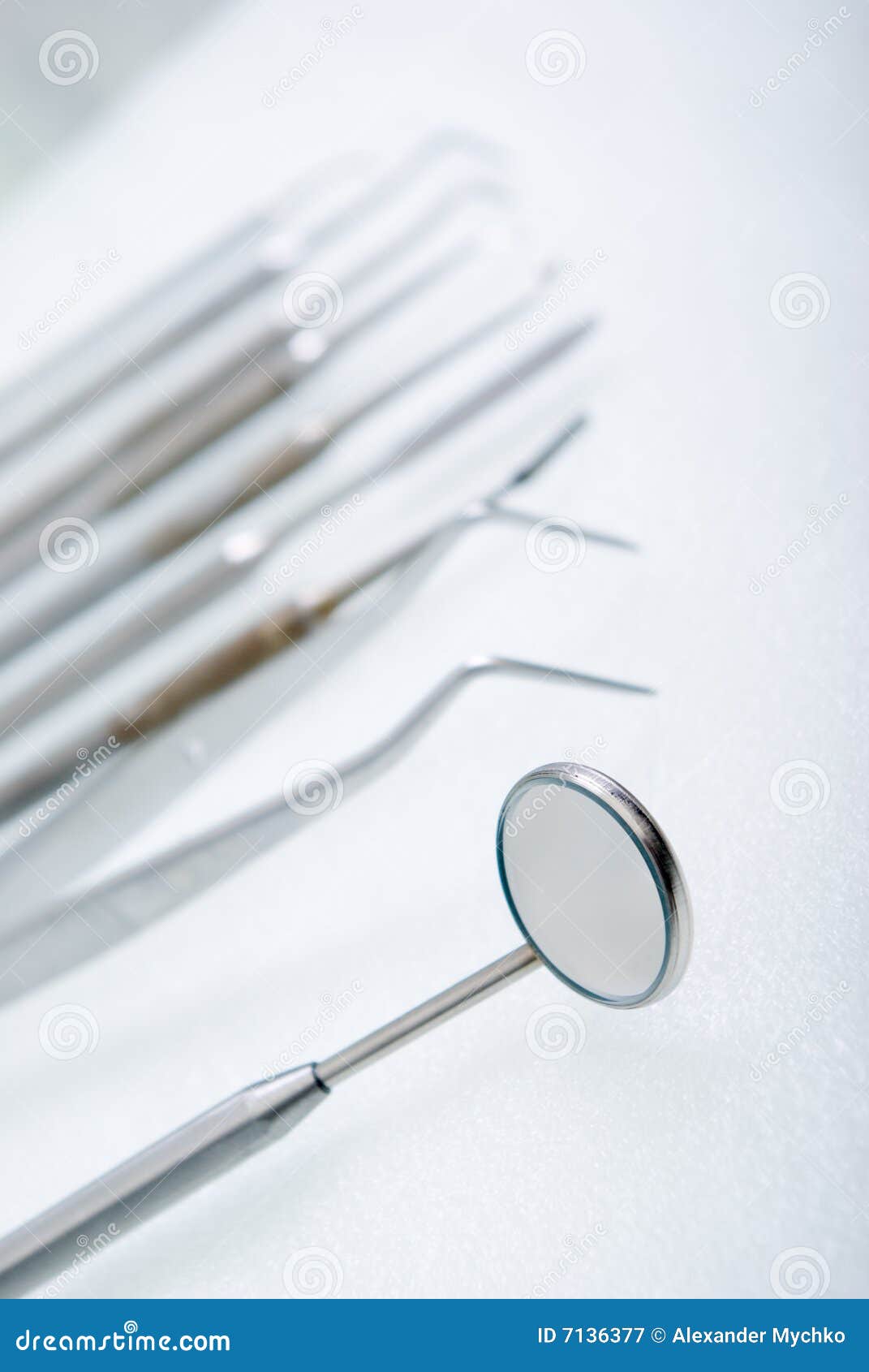 Fermez-vous Vers Le Haut Des Instruments Dentaires Image stock - Image ...