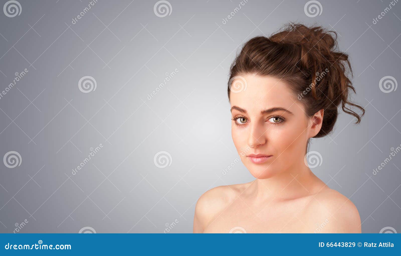Fermez Vous Vers Le Haut Du Portrait De La Belle Jeune Fille Nue Image