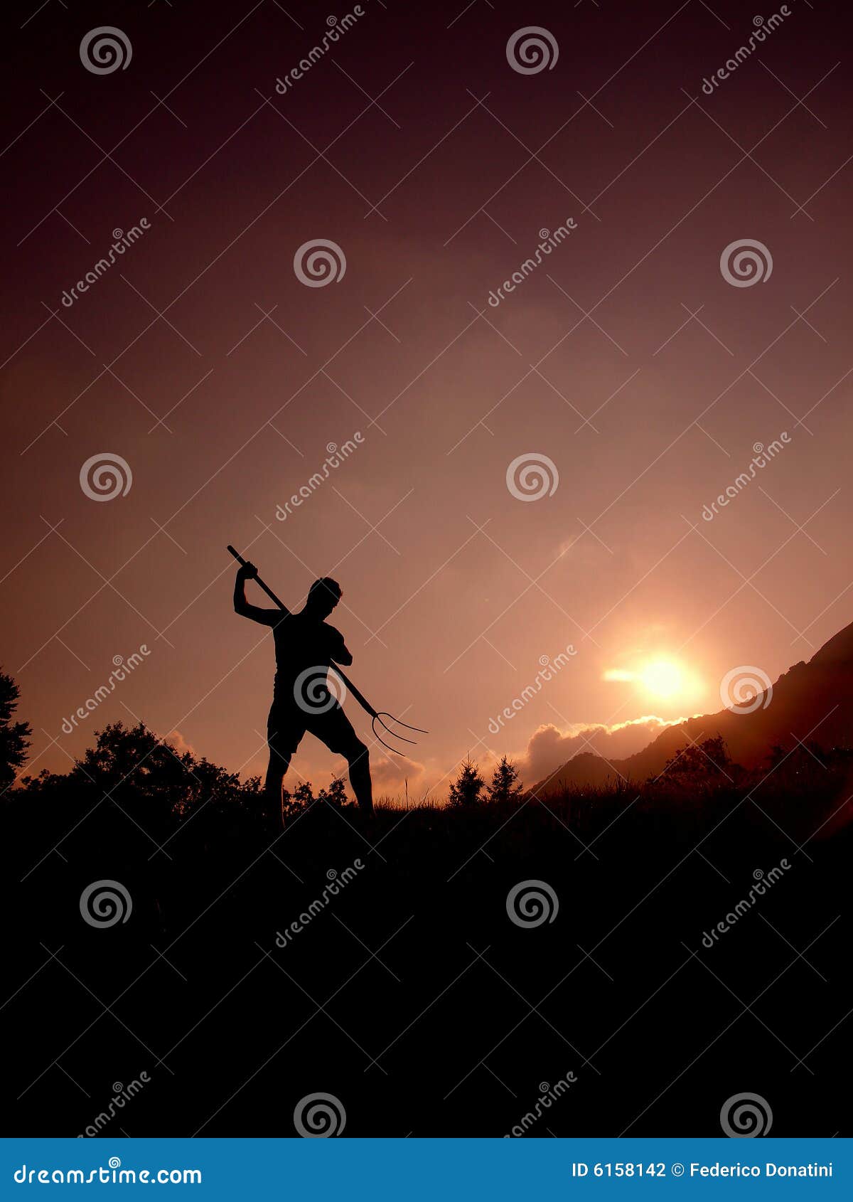 Fermier avec la fourche photo stock. Image of ferme, cultivez - 6158142