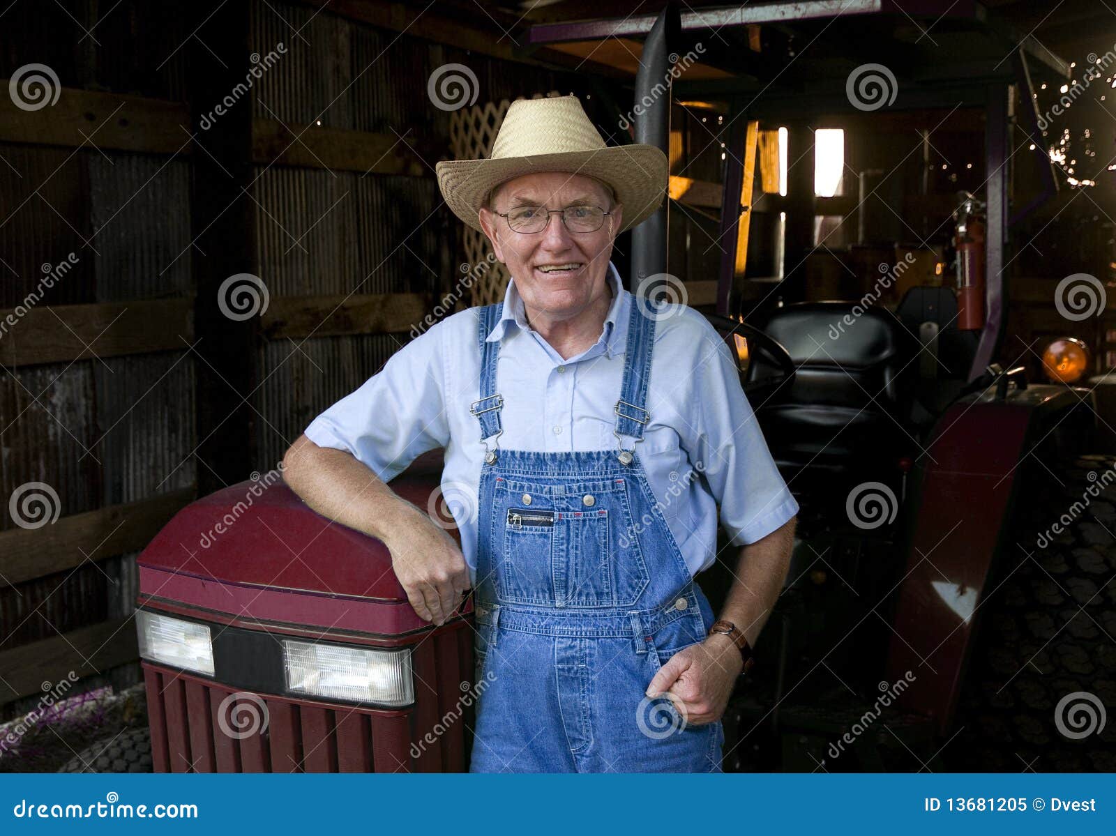 Fermier dans la grange image stock. Image du agriculture - 13681205