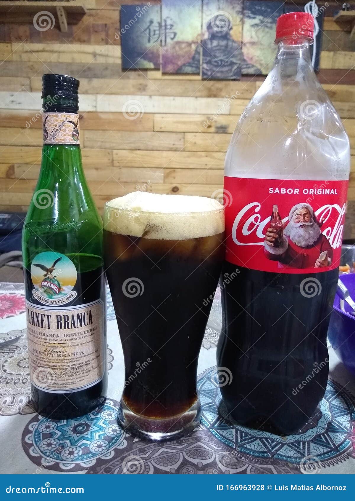 Fernet-Coca-Cola redaktionelles stockfoto. Bild von getränk - 166963928