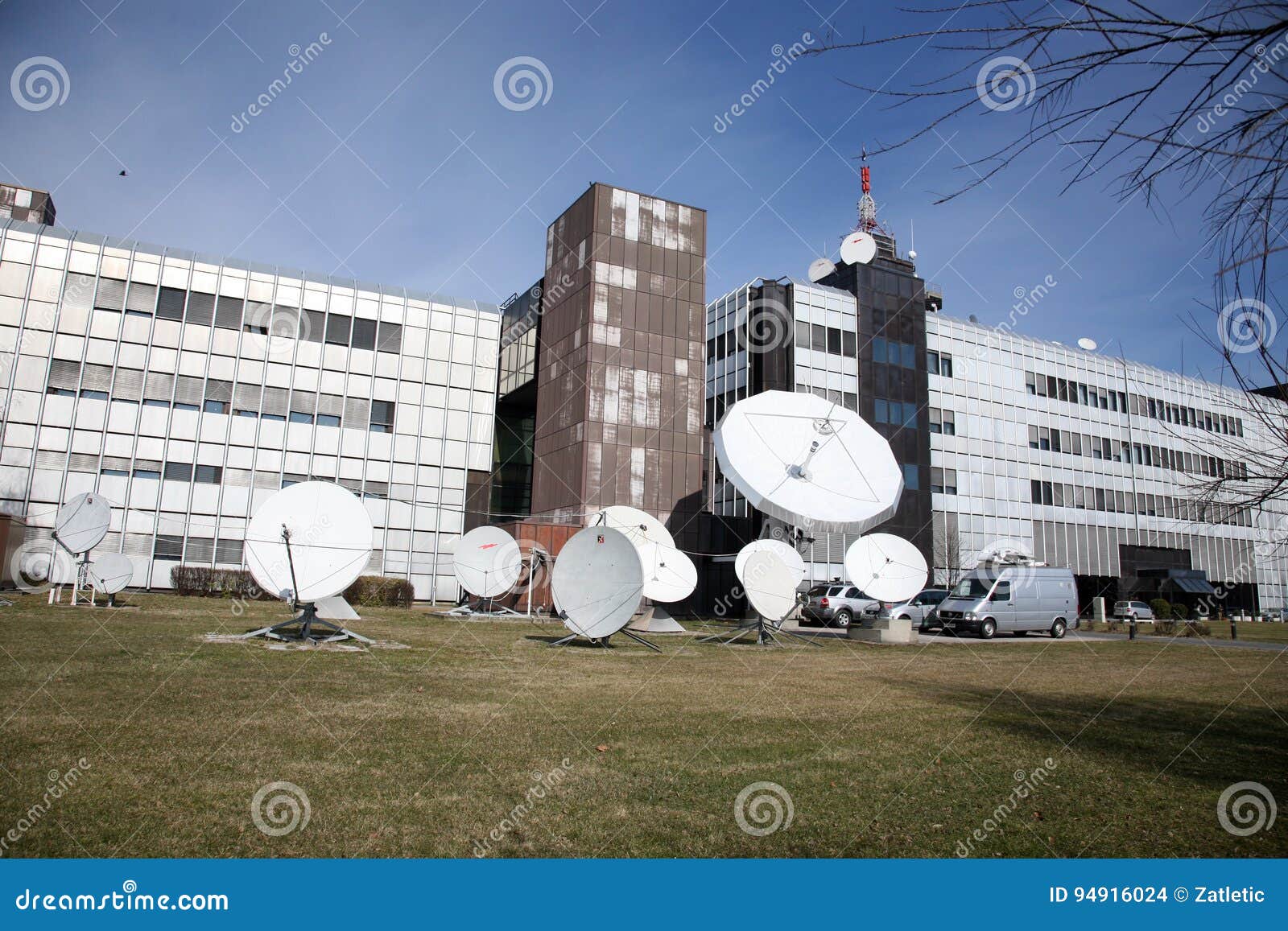 Fernsehsender-Oben-Link/Download-Antennen Redaktionelles Stockbild ...
