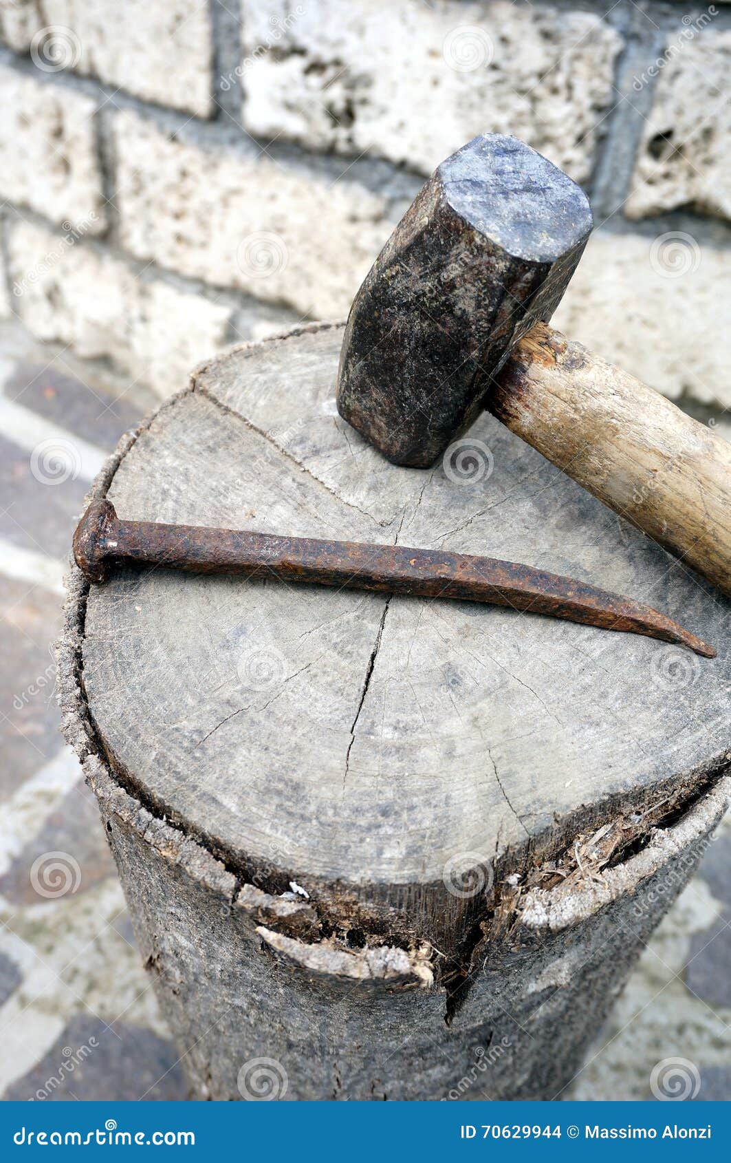 Ferramentas De Funcionamento - Martelo Grande Com Um Prego Grande Foto ...