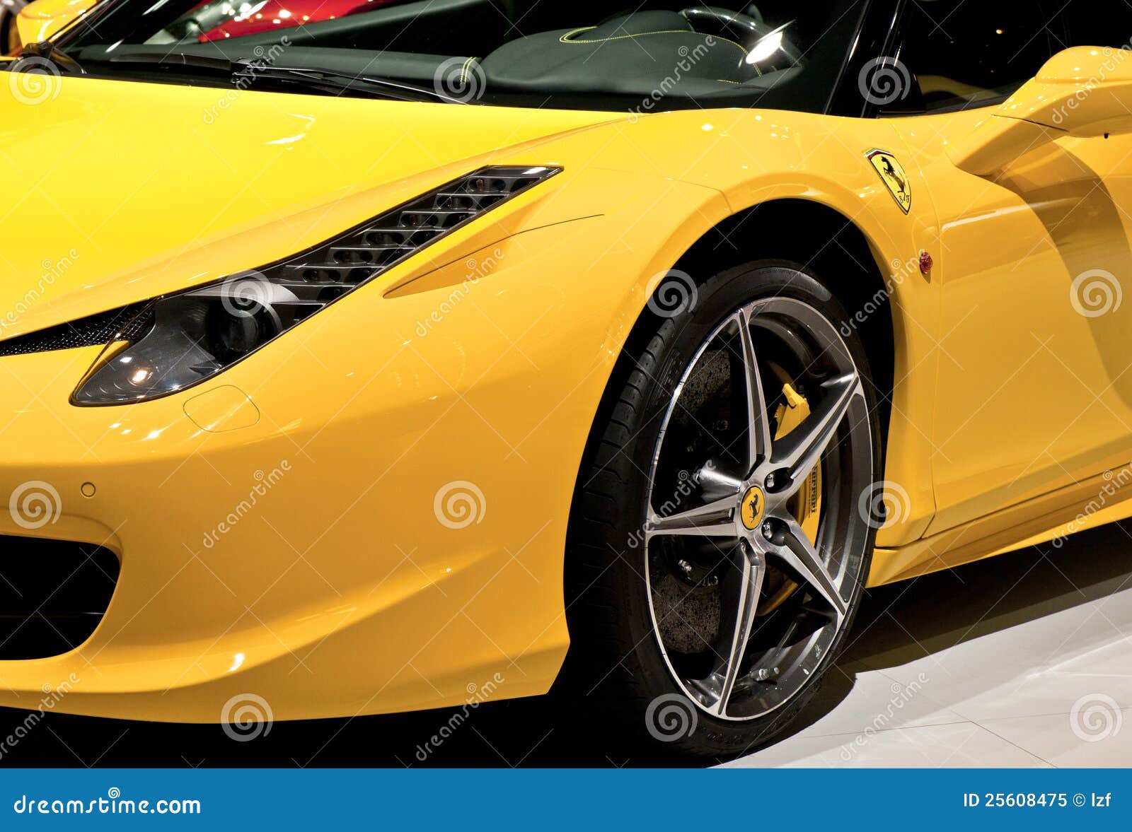 Ferrari amarelo imagem editorial. Imagem de esportes - 25608475