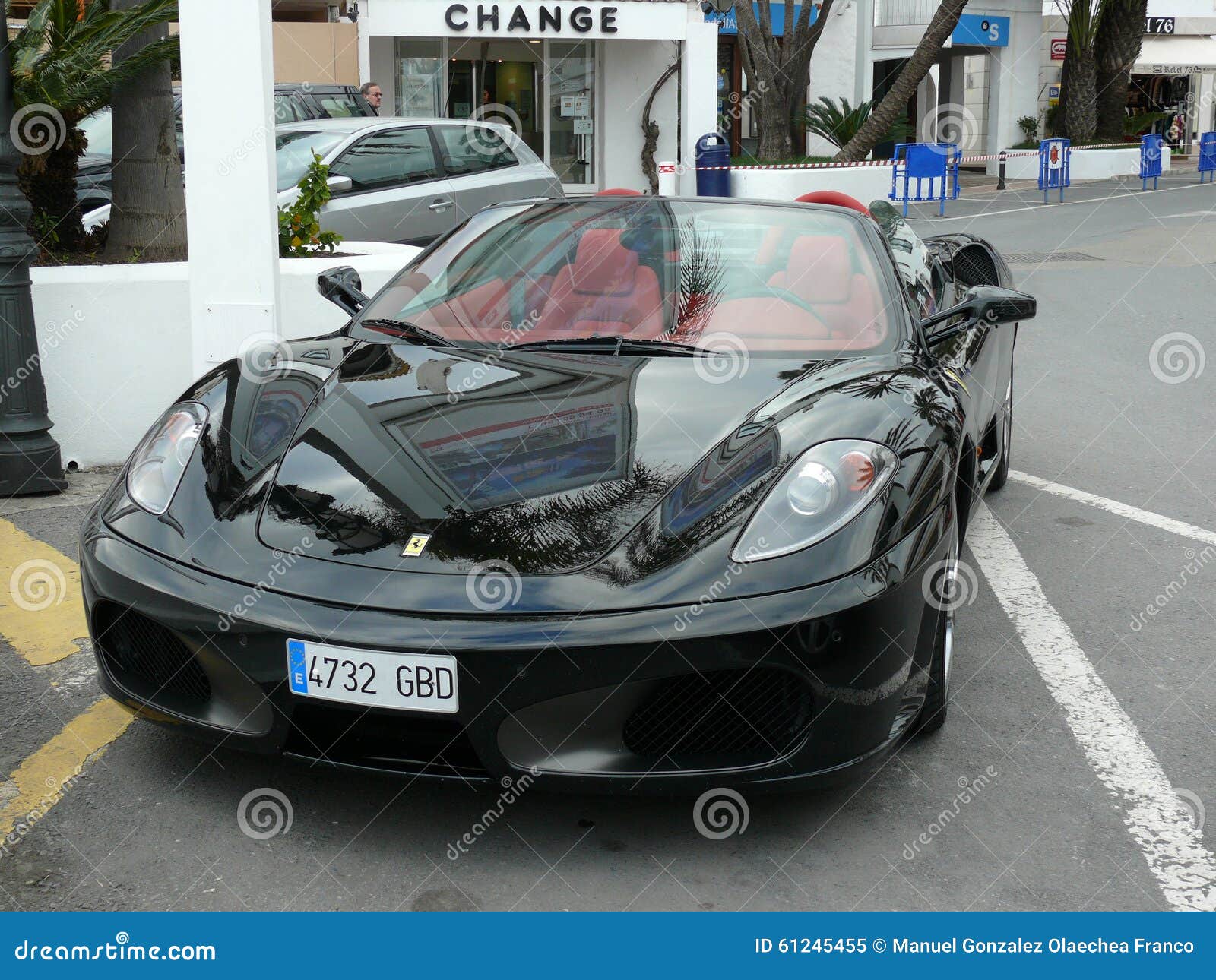Ferrari convertible negro imagen editorial. Imagen de puerto - 61245455
