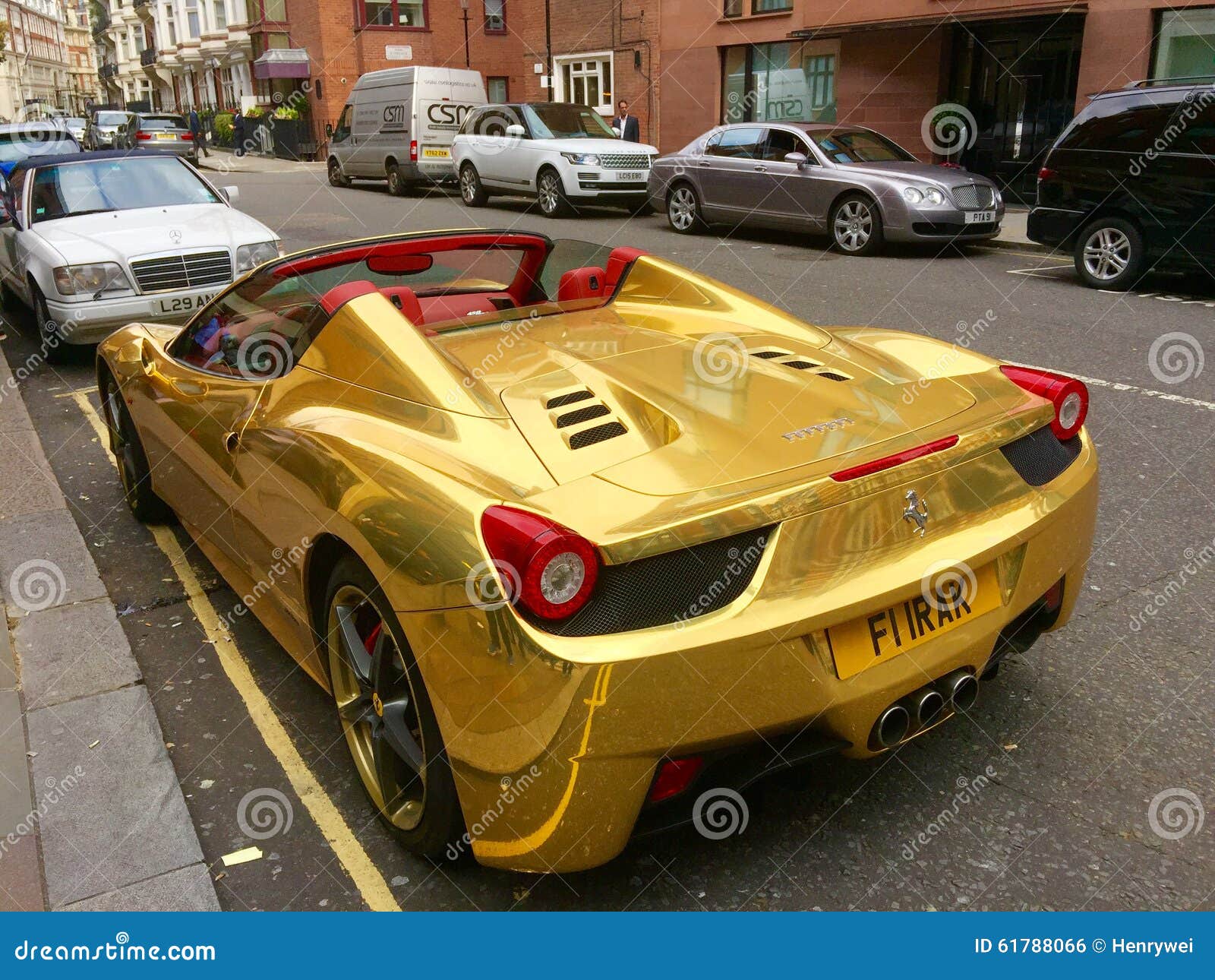 Ferrari de oro foto editorial. Imagen de riad, coche - 61788066