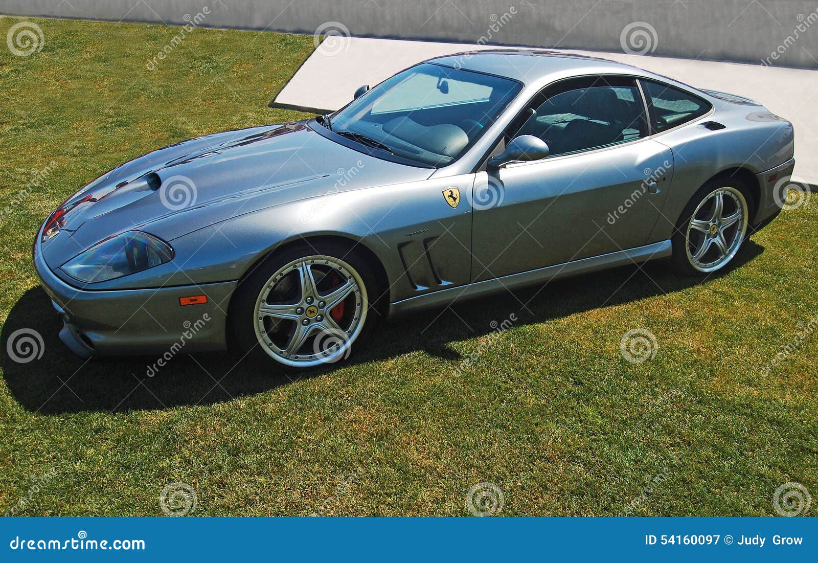 Ferrari de plata fotografía editorial. Imagen de lujo - 54160097