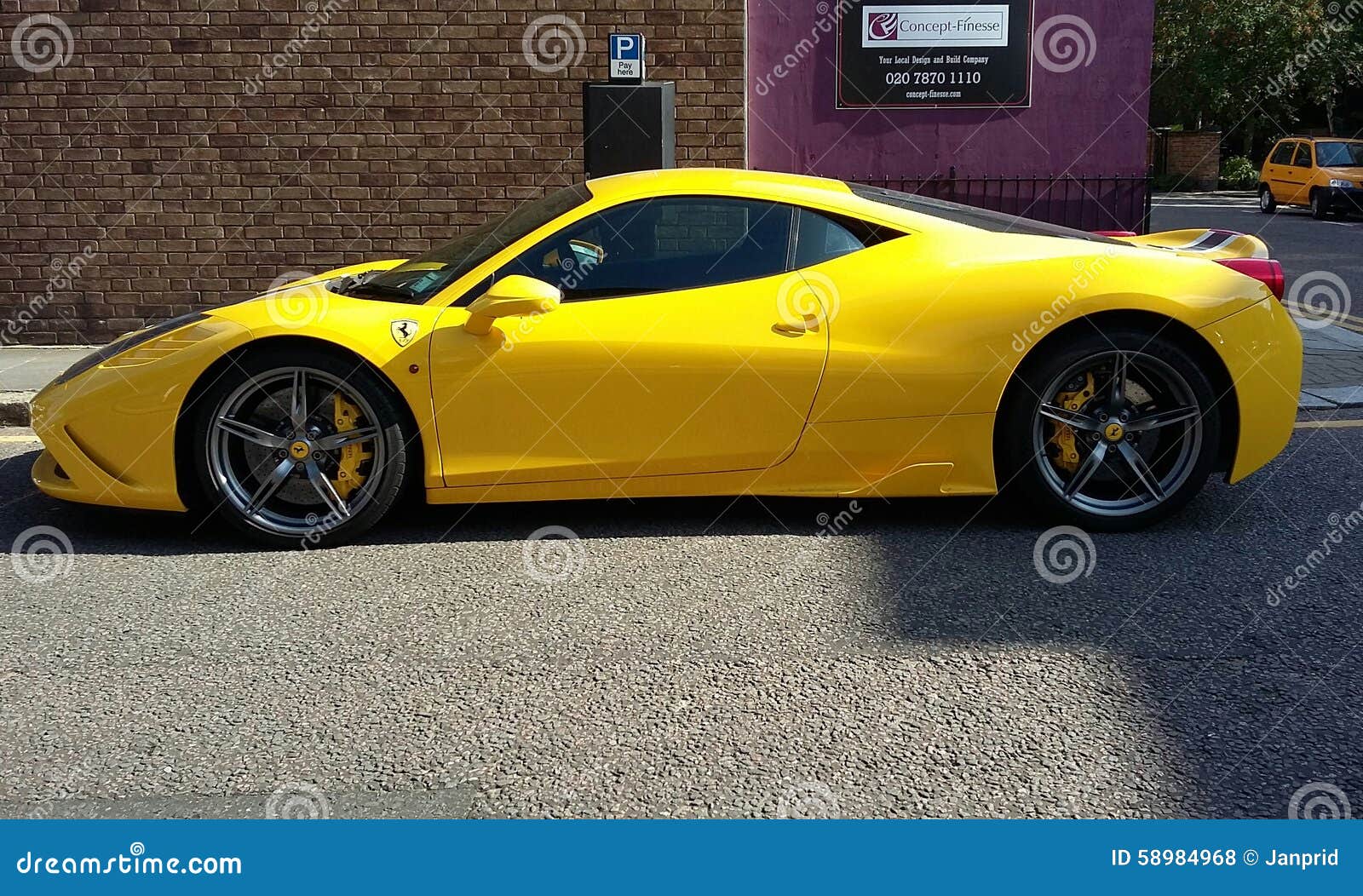 Ferrari jaune photo stock éditorial. Image du route, sport - 58984968