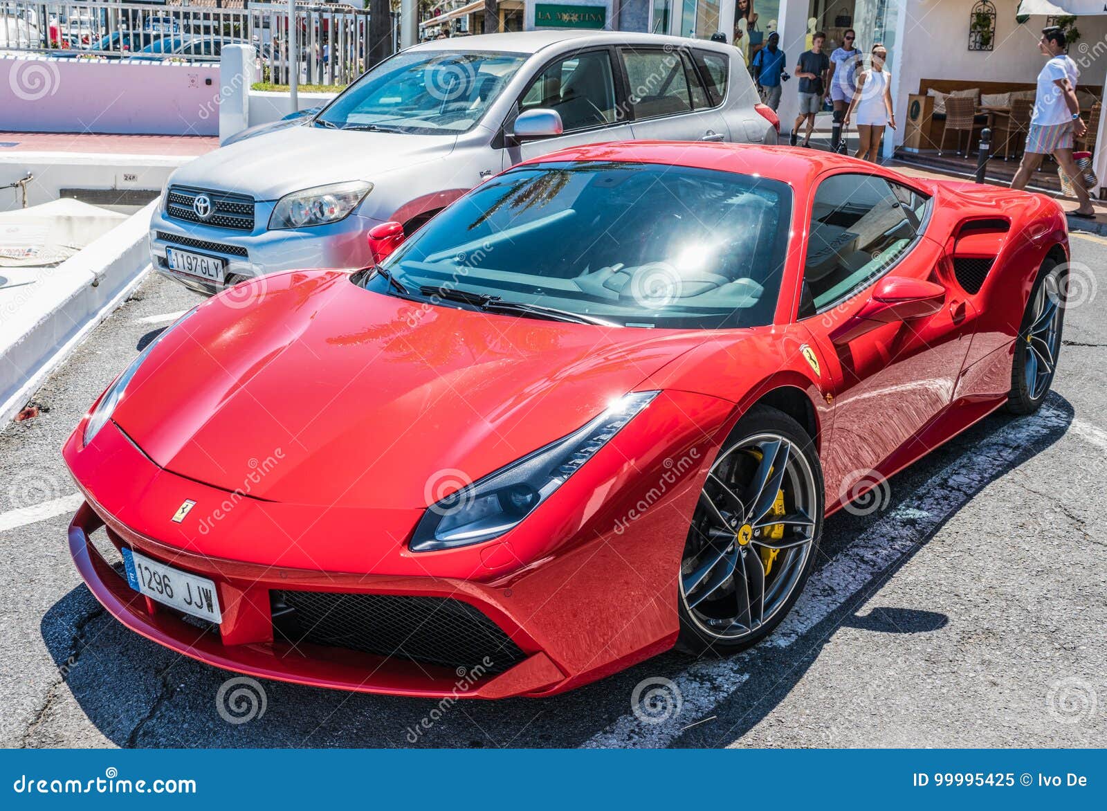 Ferrari rojo en el puerto imagen editorial. Imagen de estupendo - 99995425